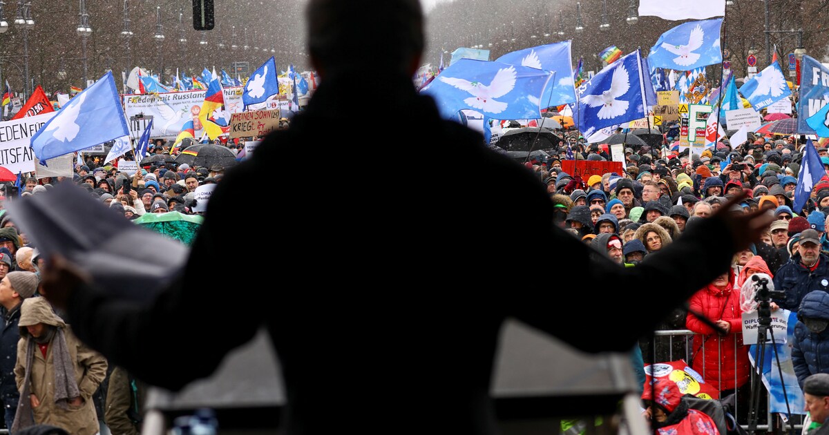 Linkse pacifisten gedogen rechts-extremisten bij Berlijns protest tegen ...