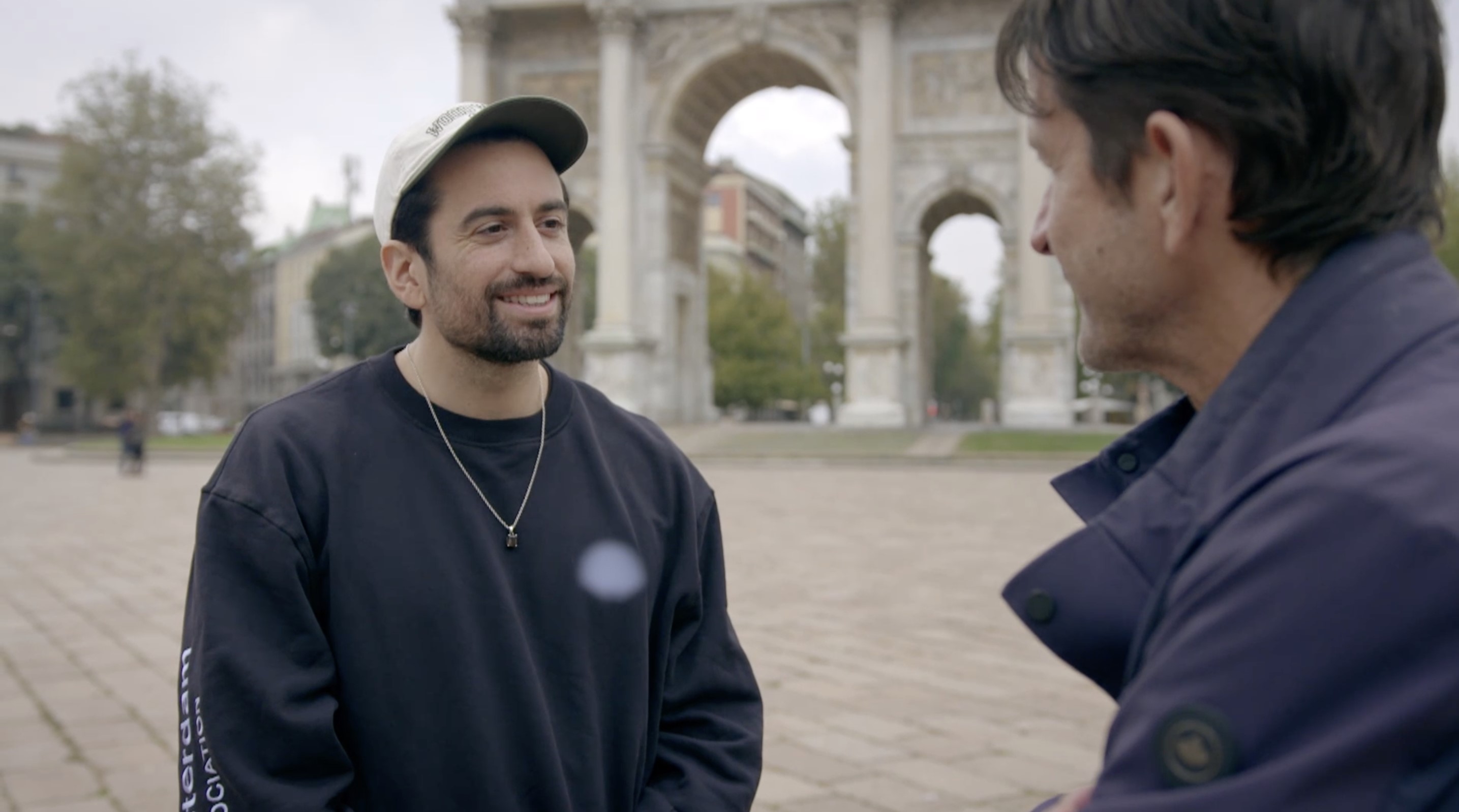 In ‘Volle Zalen’ werd Dotan nodeloos gespaard door presentator Cornald Maas | de Volkskrant