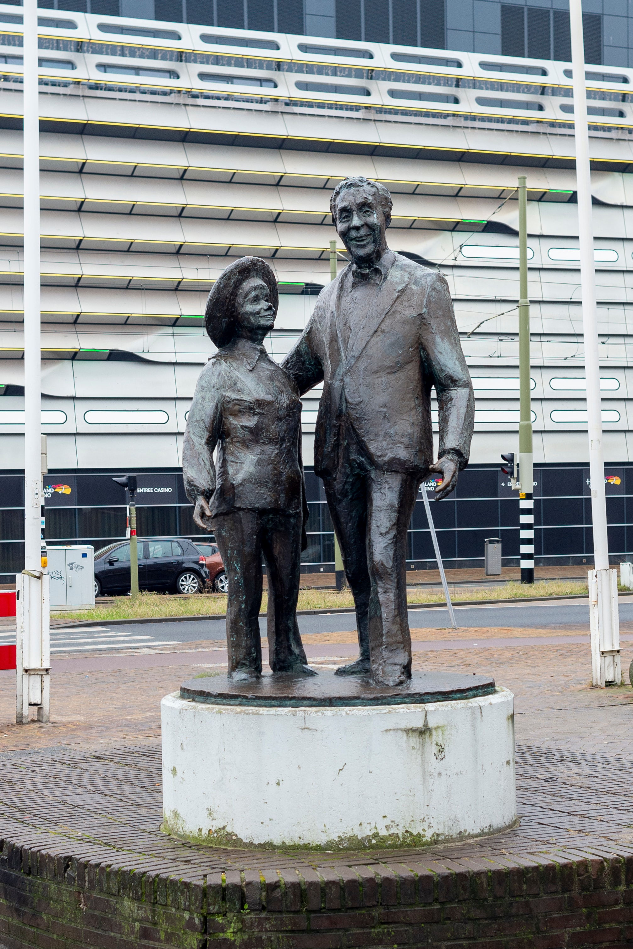 Nederlandse standbeelden laten weinig aan de verbeelding over. Dat past ...