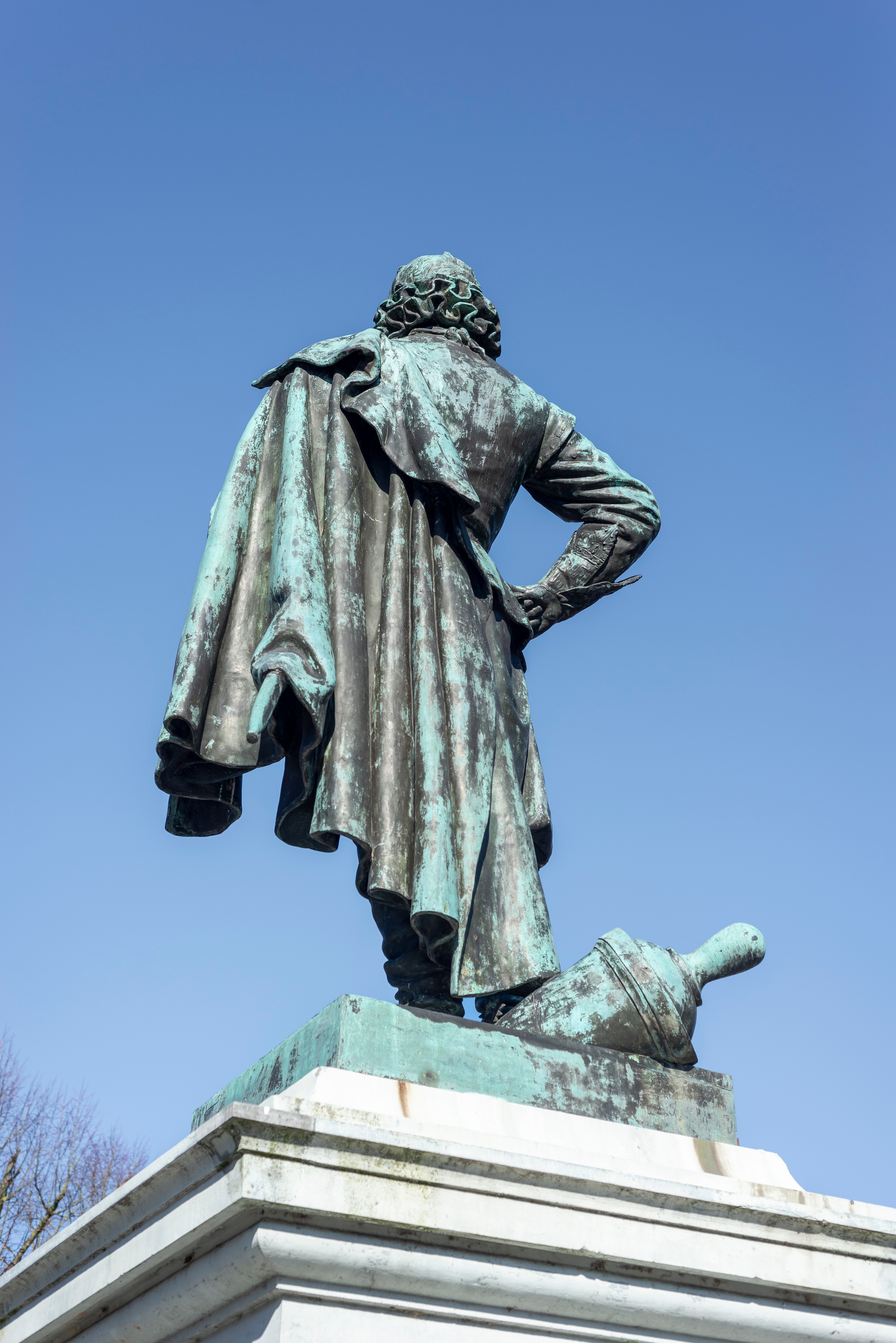 Op standbeelden als dat van J.P. Coen klonk van meet af aan kritiek ...
