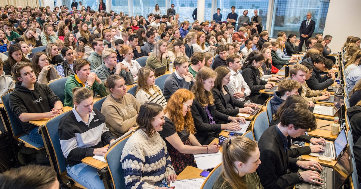 Nieuwe kabinet straft studenten die dralen met 3.000 euro extra ...