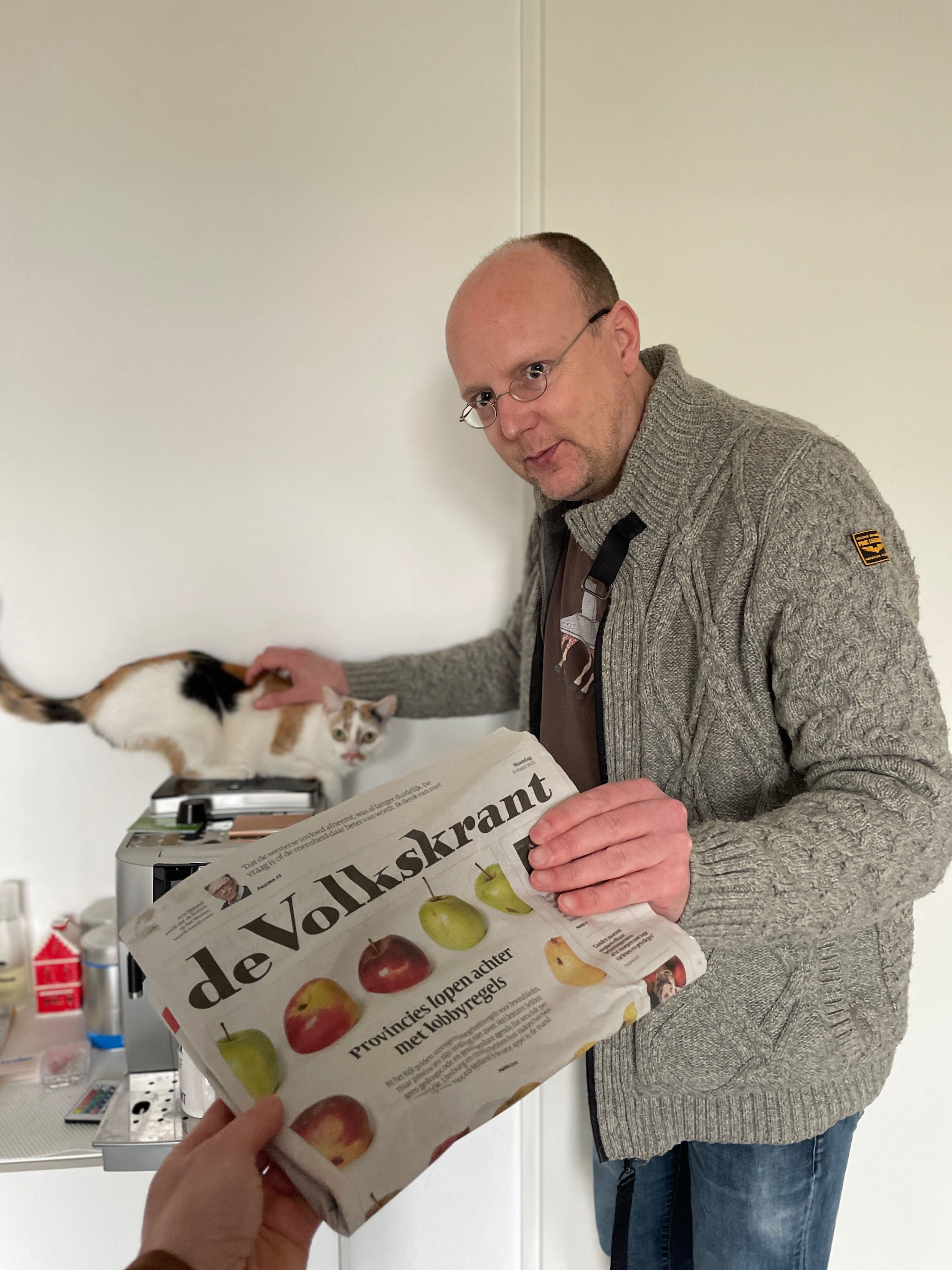 Gidi Heesakkers bezorgt de krant na bij Daan Haeyen, die dat gewoon ...
