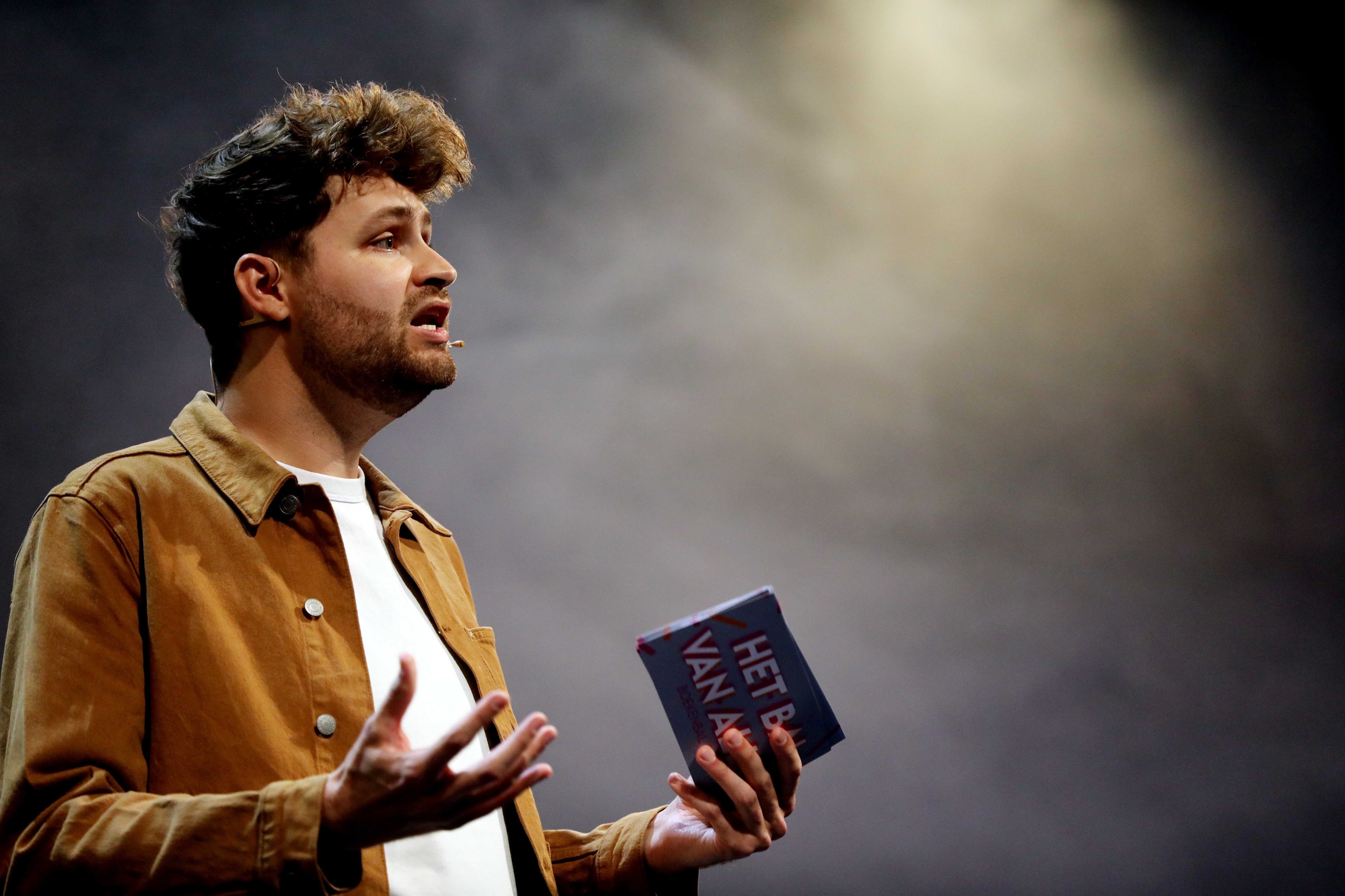 Bedreigde schrijver Pim Lammers opent boekenbal en leest gedicht voor ...