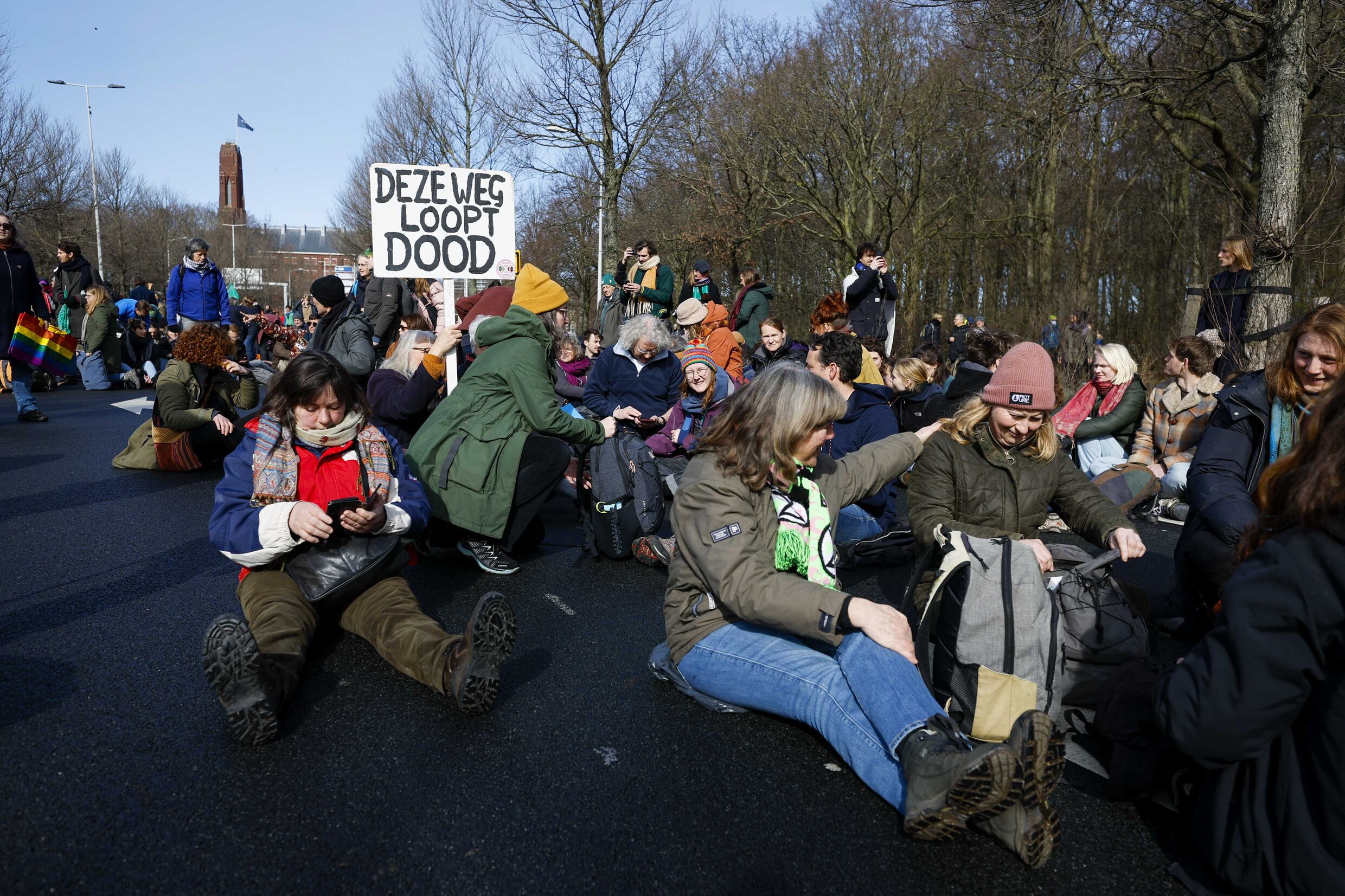 Blokkade A12 eindigt met aanhouding 700 klimaatactivisten, snelweg vrijgegeven voor verkeer | de ...
