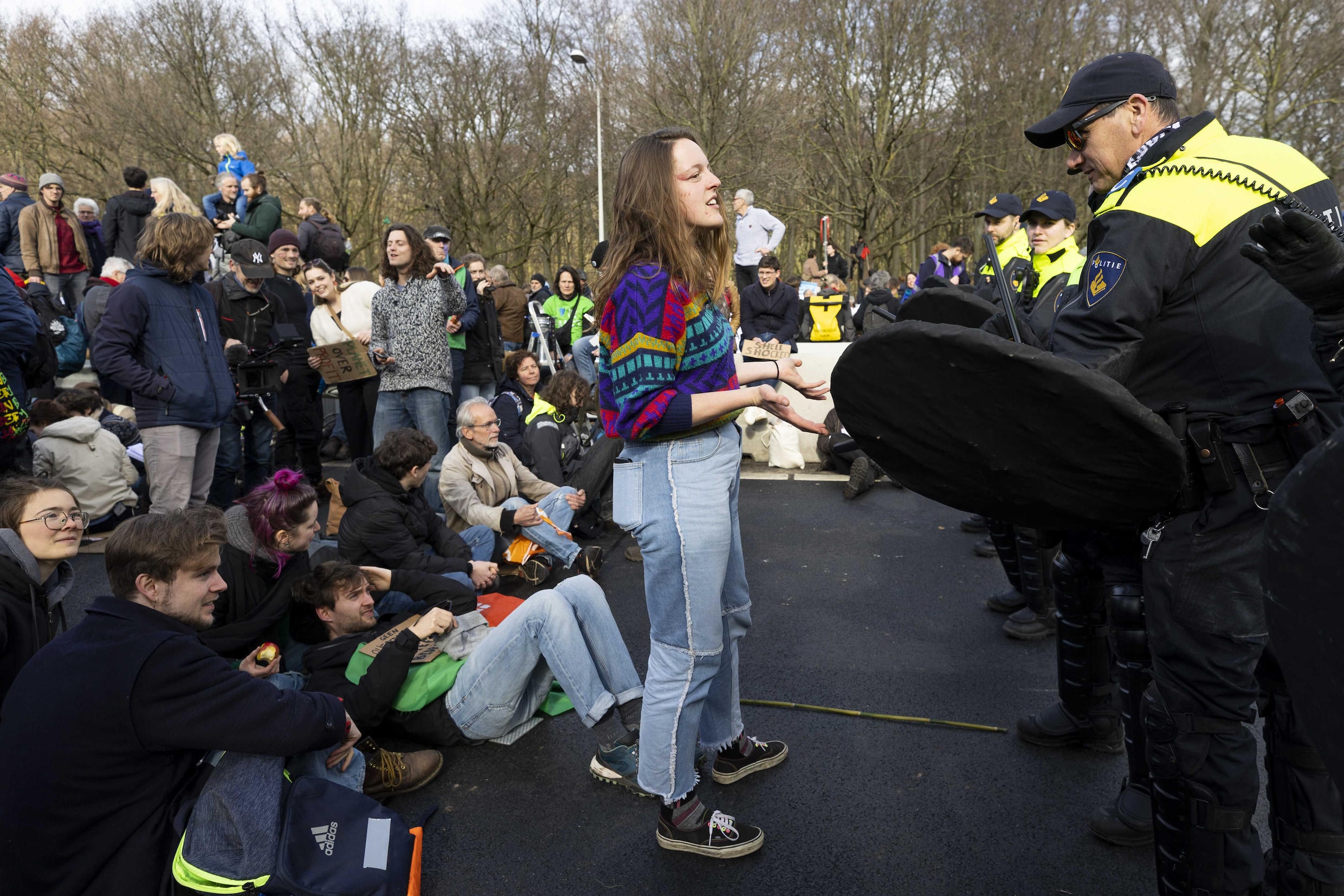 Blokkade A12 eindigt met aanhouding 700 klimaatactivisten, snelweg ...