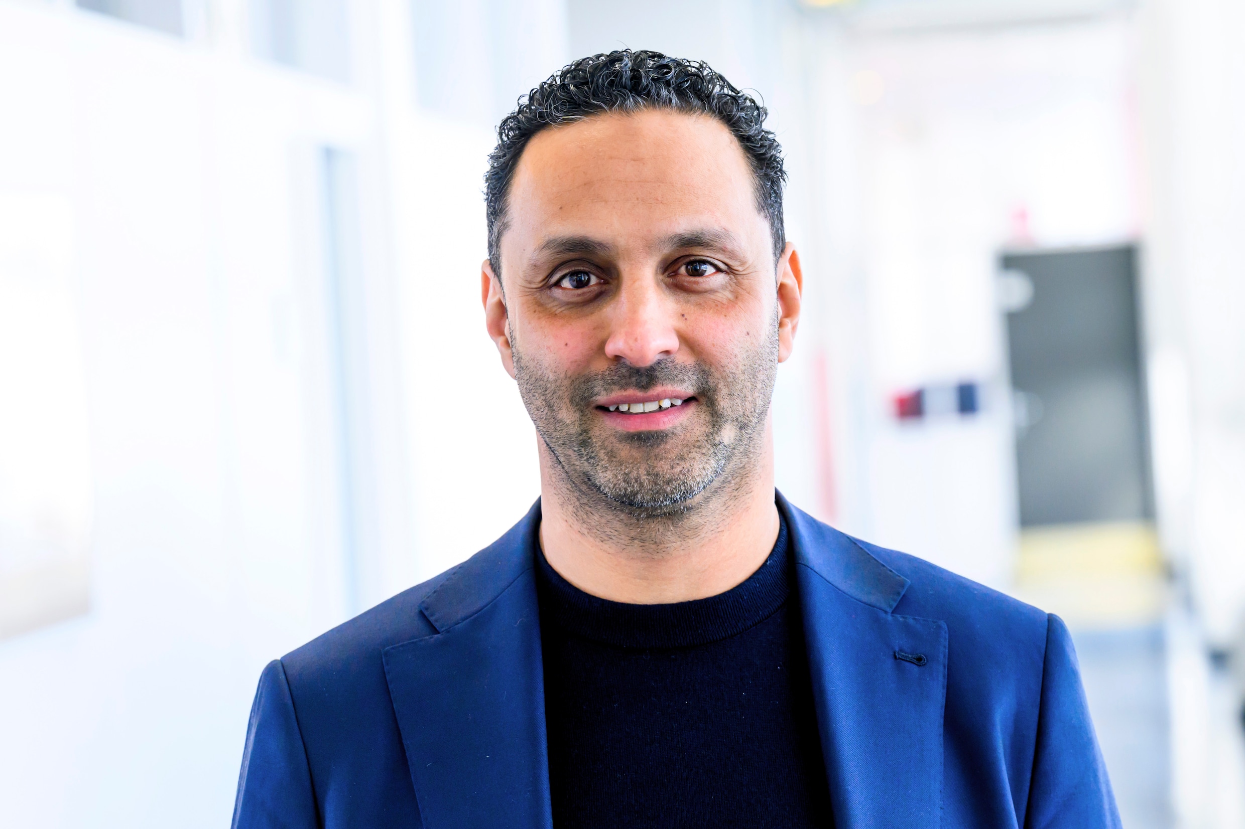 Presentator Khalid Kasem trad op als advocaat van beruchte Italiaanse maffiabaas | de Volkskrant