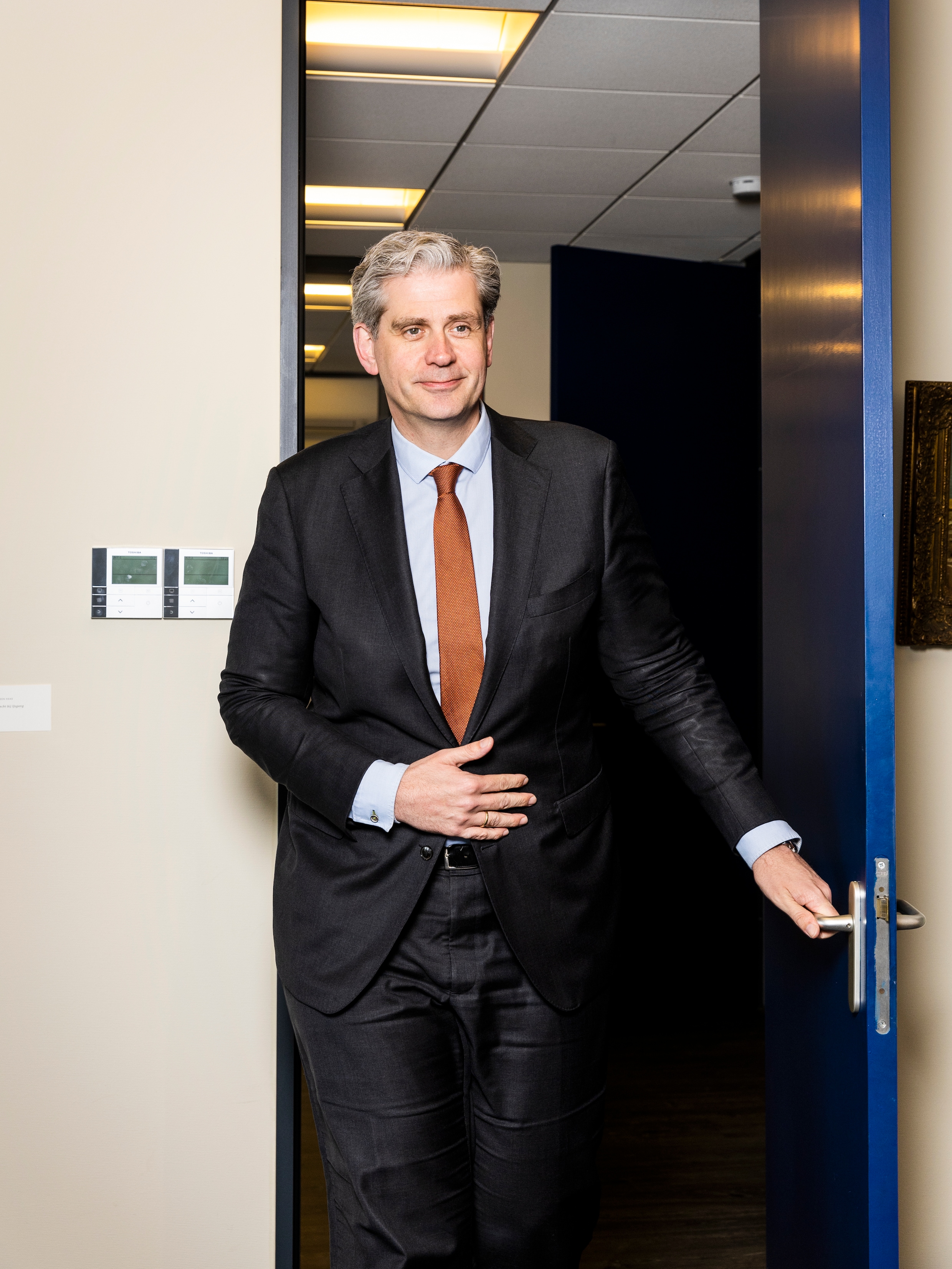 Reuzeburgemeester die er niet voor terugdeinst met de kleren aan in het ...