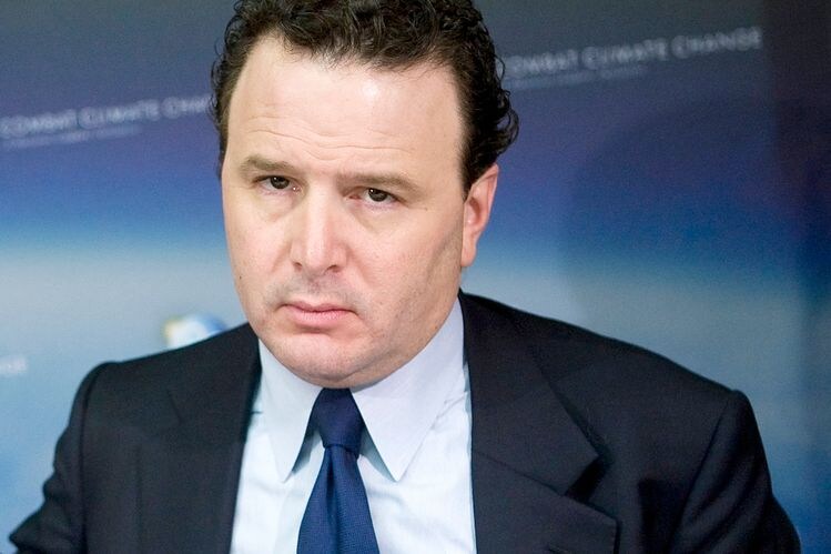 Eilandbewoner krijgt prachtjacht, zichzelf bevoordelende bankier vangt ...