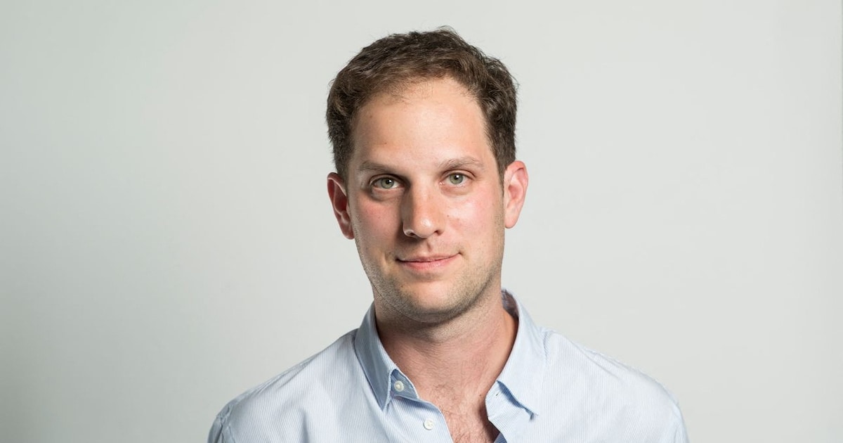 De Amerikaanse journalist die schreef over het land dat zijn ouders ontvluchtten, zit er nu ...