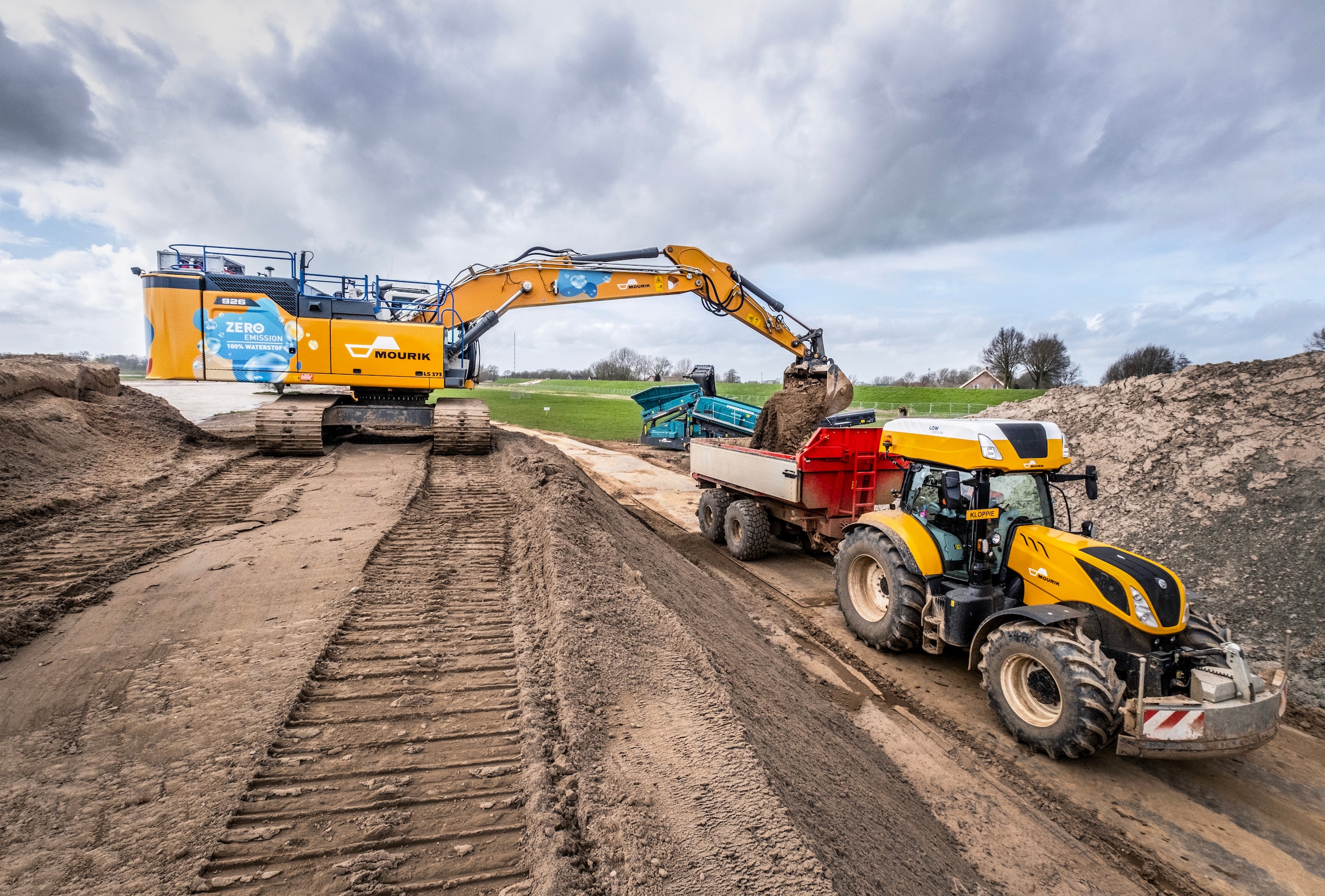 Zacht grommend doet de waterstofgraafmachine zijn werk – de oplossing ...