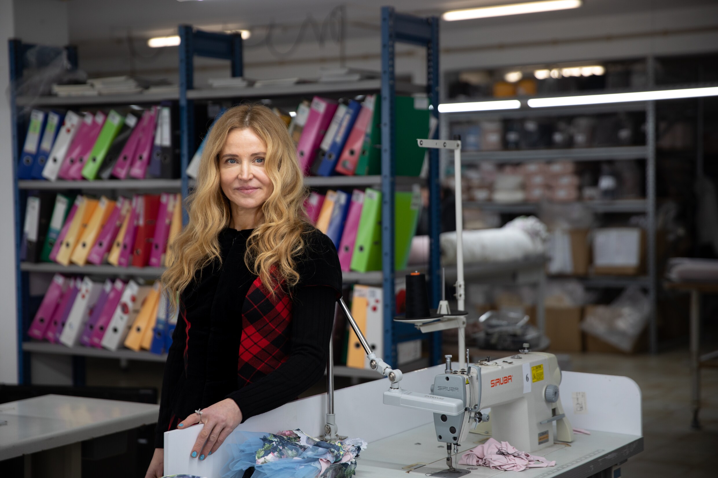 Een bezoek aan het atelier van modehuis Olvi’s, vanwege de oorlog niet in Oekraïne maar in ...