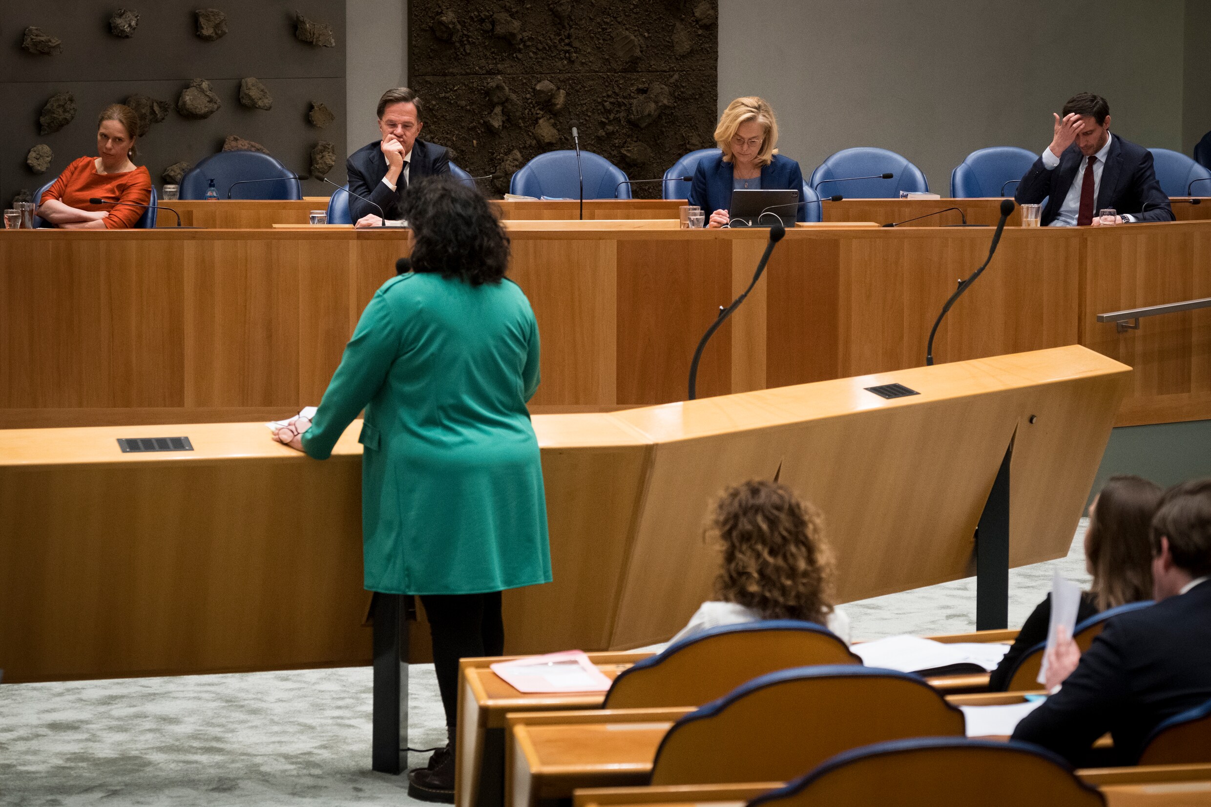 Regeringspartijen houden elkaar stevig vast en beloven beterschap ...