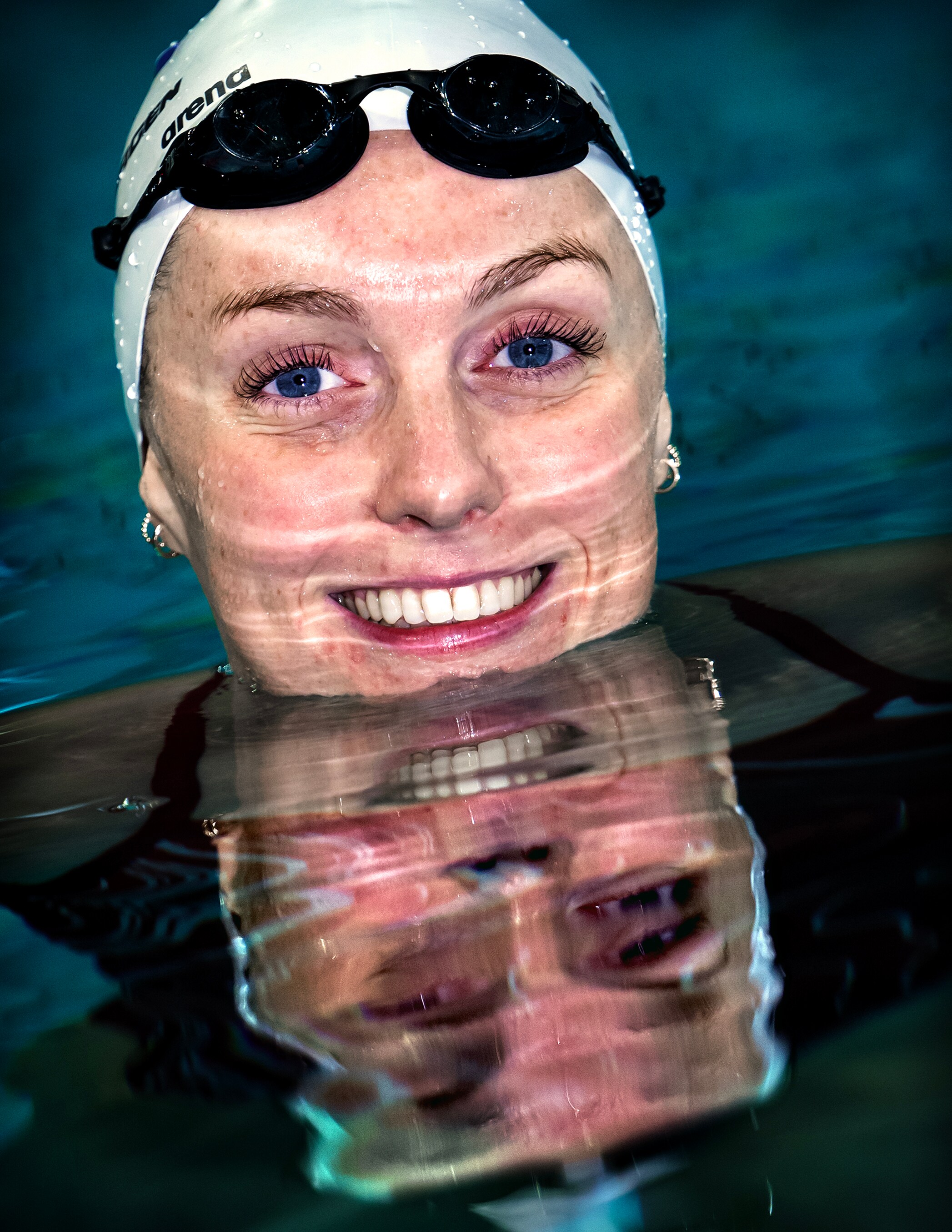 In het water is Marrit Steenbergen in haar element, maar op de kant ...