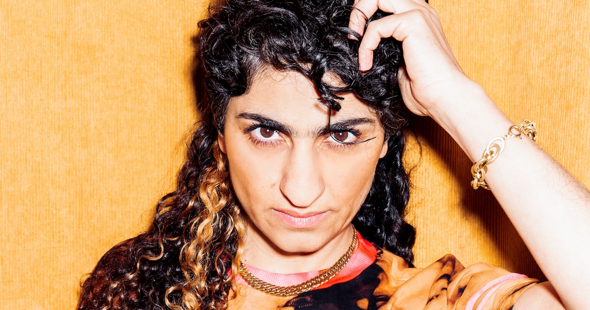 Theatermaker Nastaran Razawi Khorasani strijdt op haar manier mee met ...