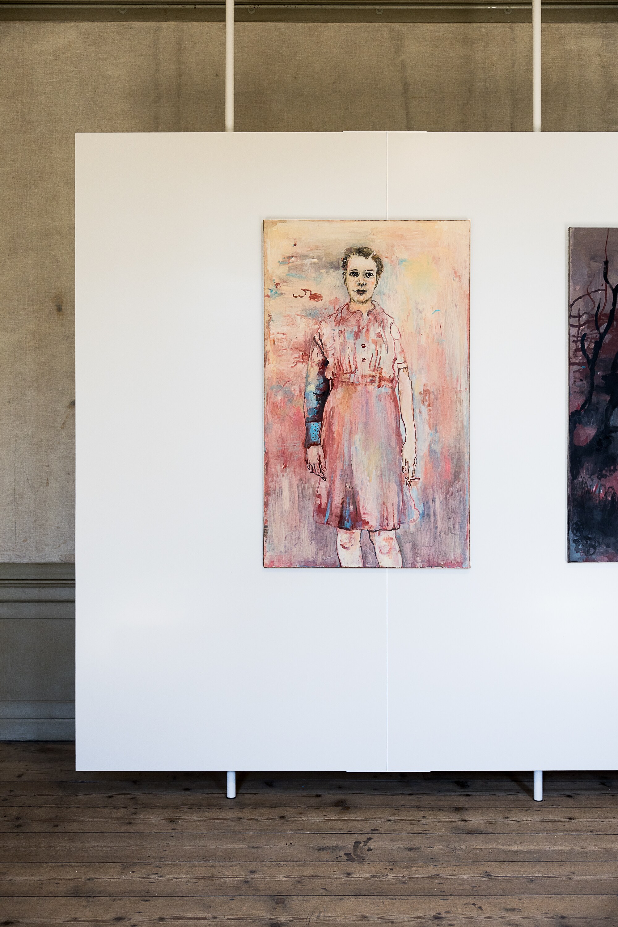 Er is bijna geen onderscheid, de vrouw en de ruimte om haar heen zijn ...