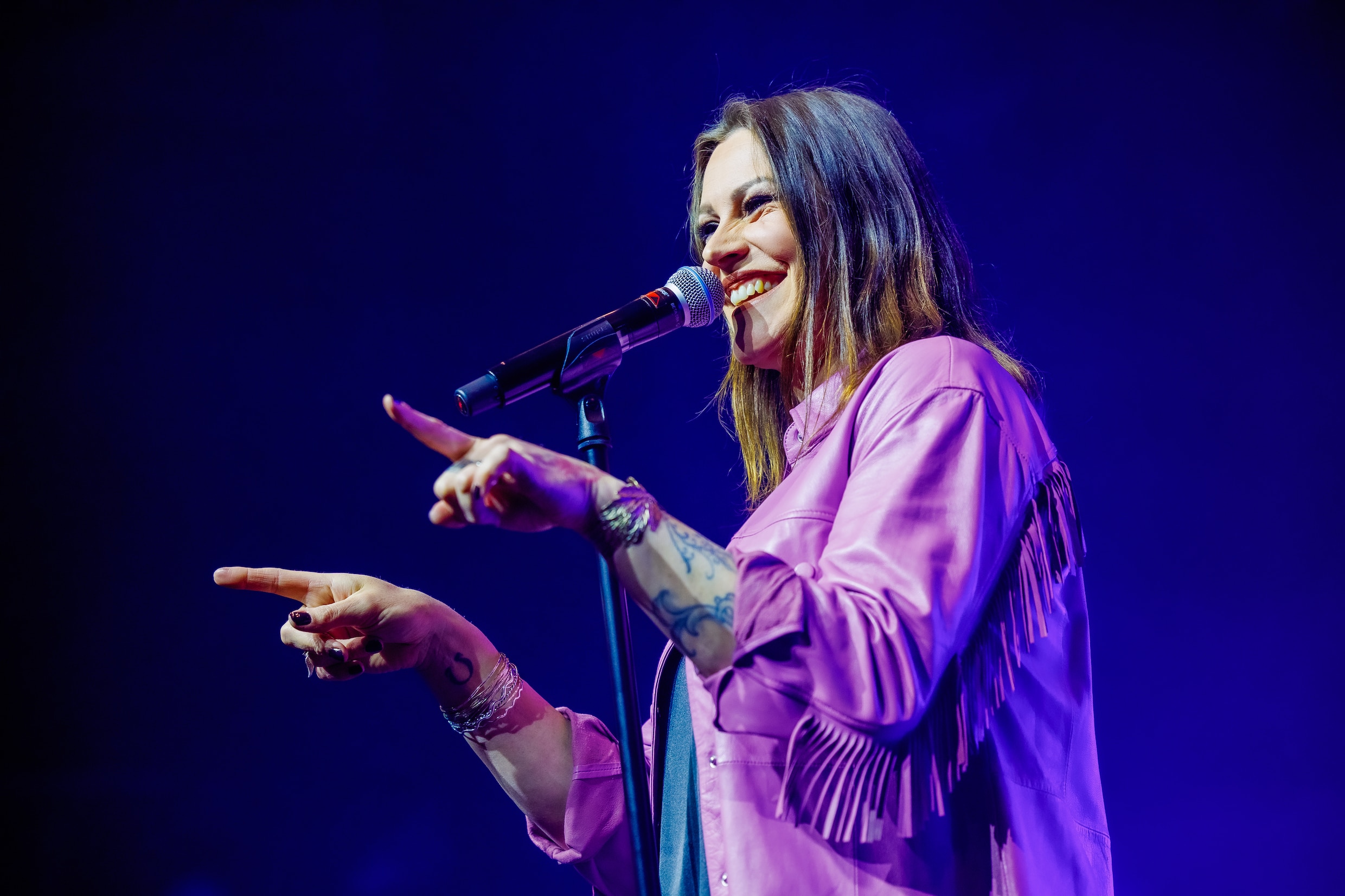 recensie: Floor Jansen heeft een machtige stem, toch brengt haar nieuwe ...