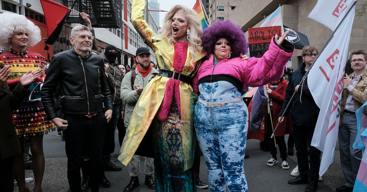 Dragqueens laten zich niet afschrikken door demonstranten bij ...