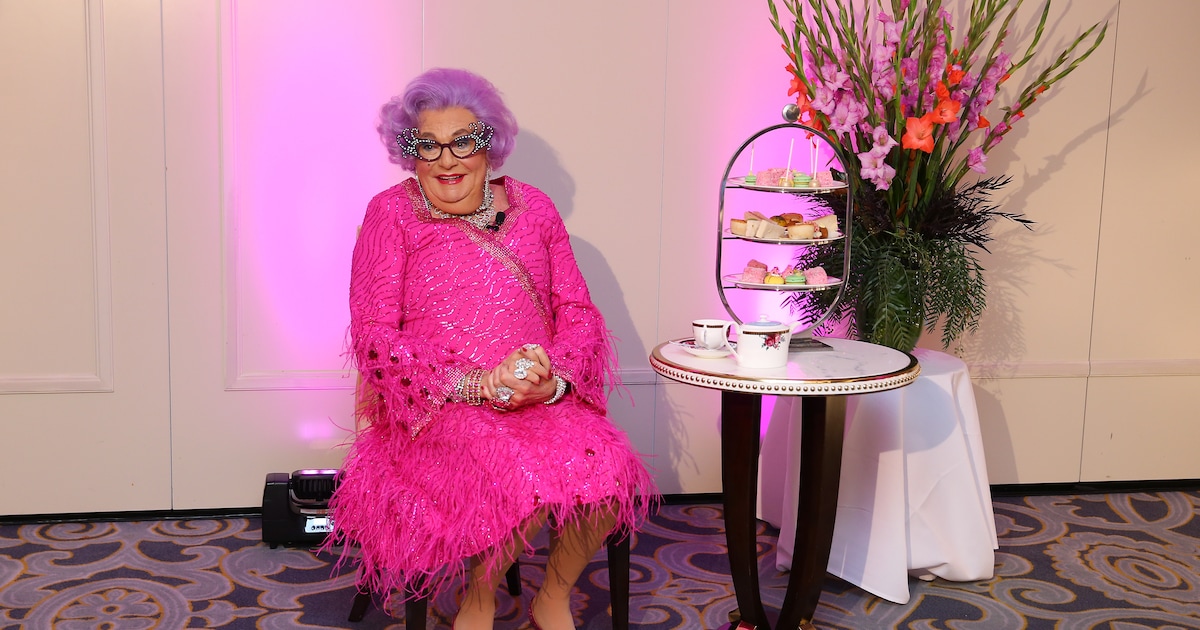 Naast de hilarisch venijnige ‘Dame Edna’ (1934-2023) werd zelfs de ...