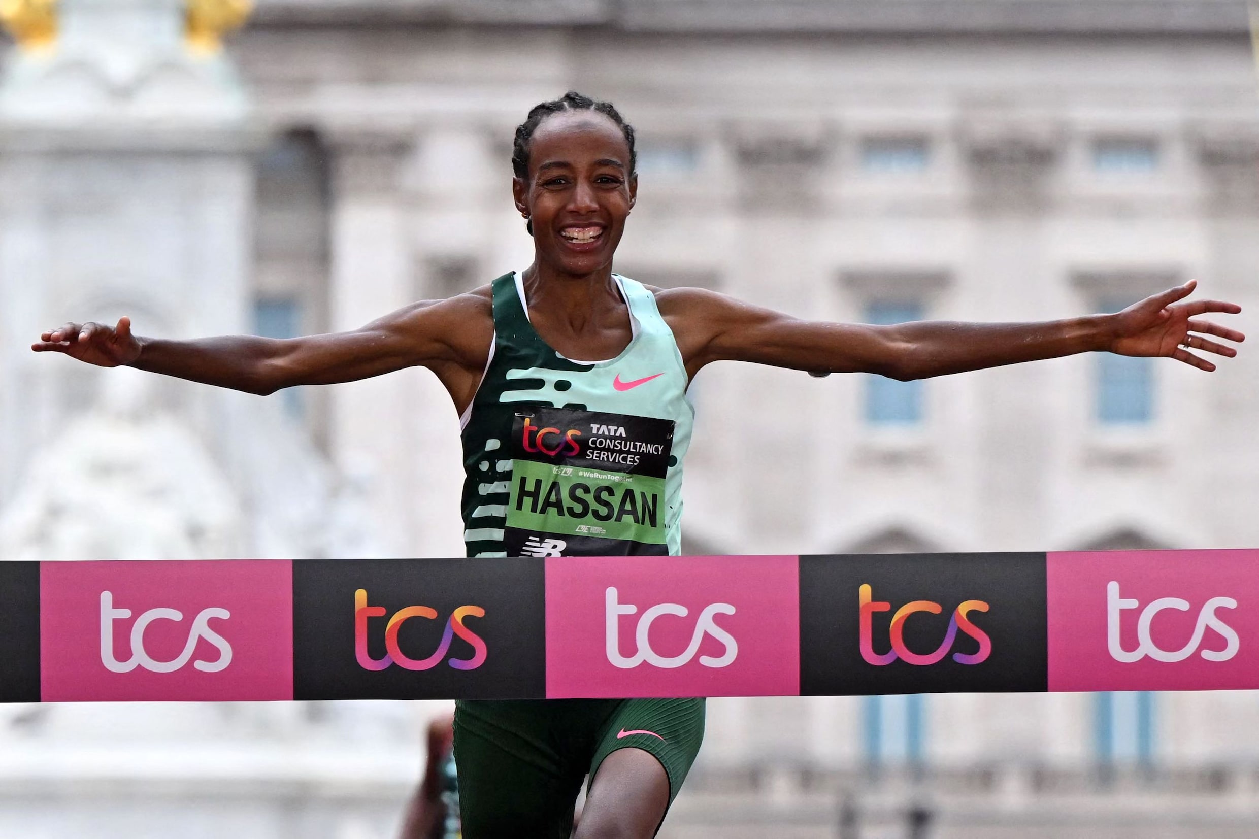 Sifan Hassan spot met de hardloopwetten en start op de marathon van ...