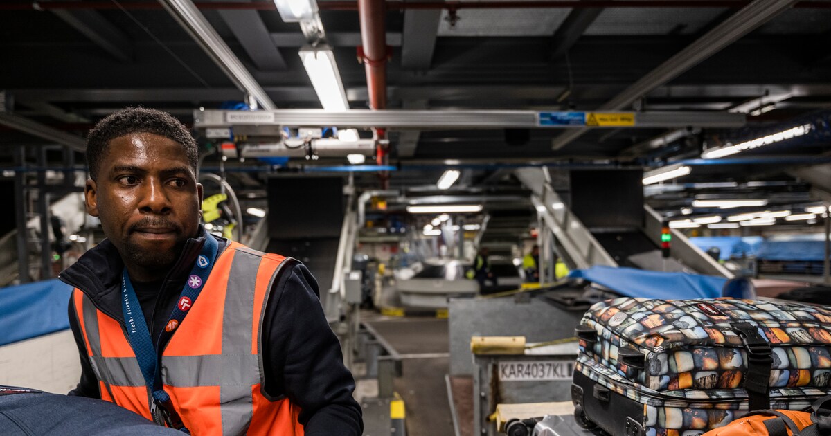 Lage lonen, zware koffers, kapotte machines: in Schiphols bagagekelder ...