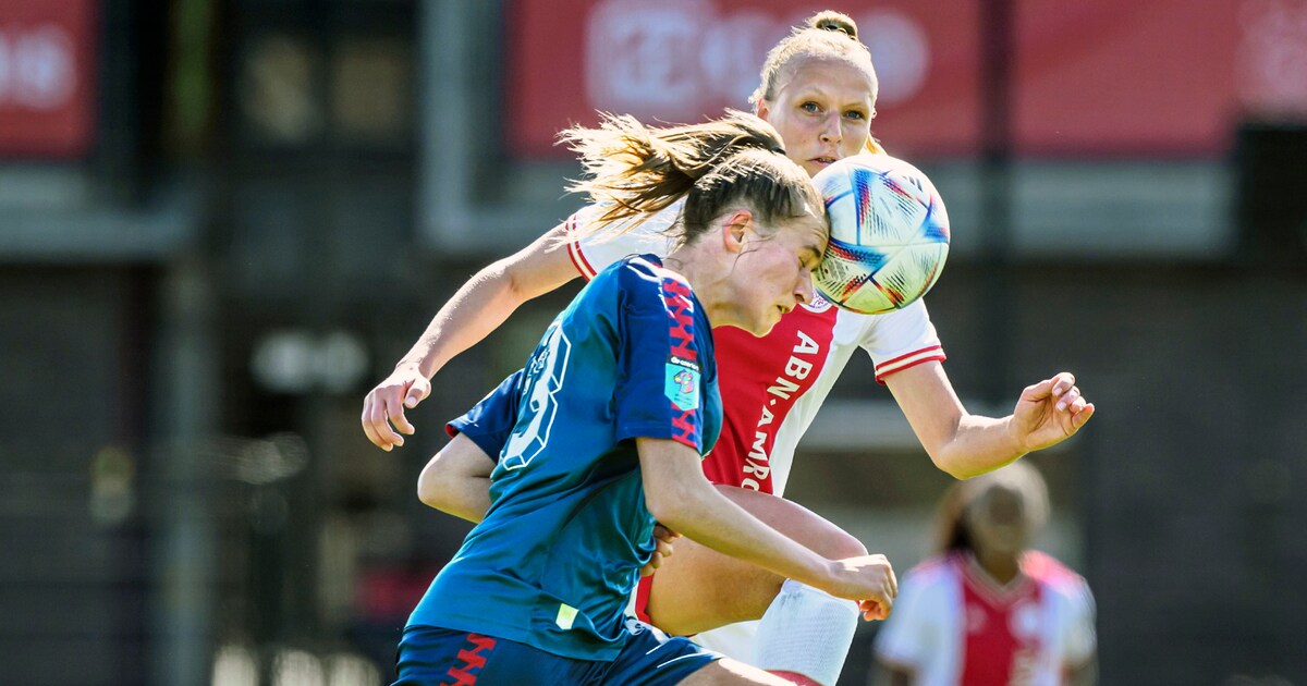 De vrouwen van Ajax verdringen in een na laatste wedstrijd Twente van ...