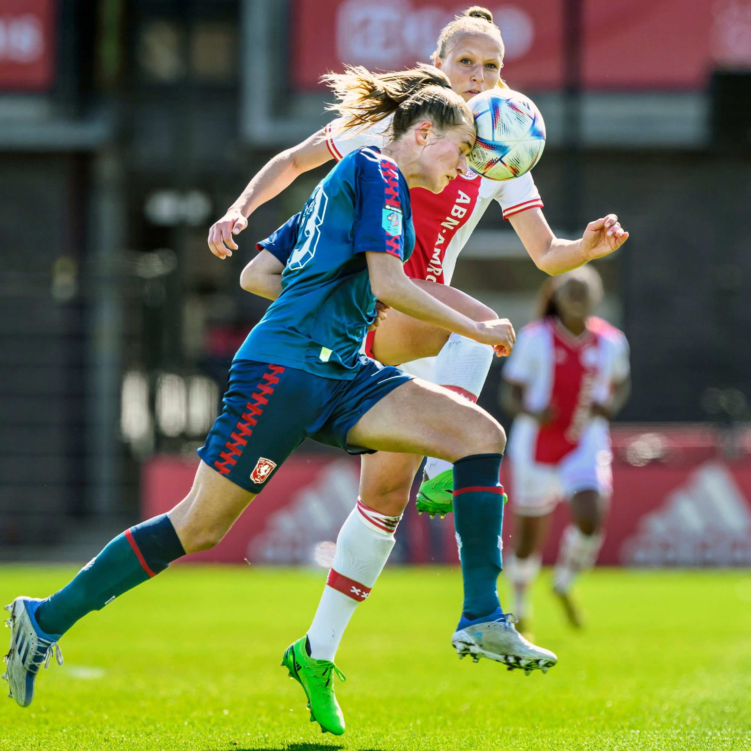 De vrouwen van Ajax verdringen in een na laatste wedstrijd Twente van ...