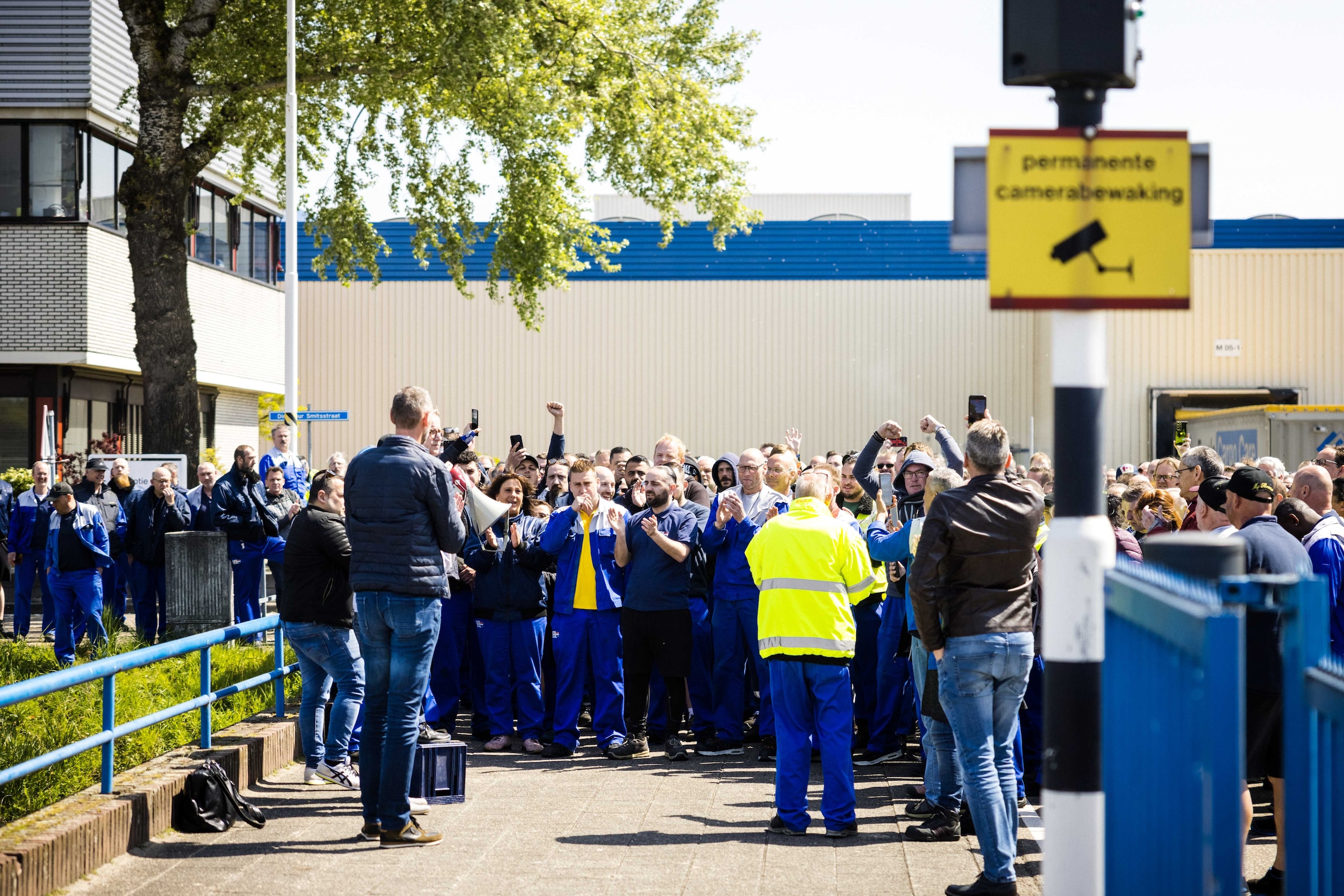 Ultimatum verloopt: medewerkers autofabriek VDL Nedcar gaan vanaf maandagochtend weer staken ...