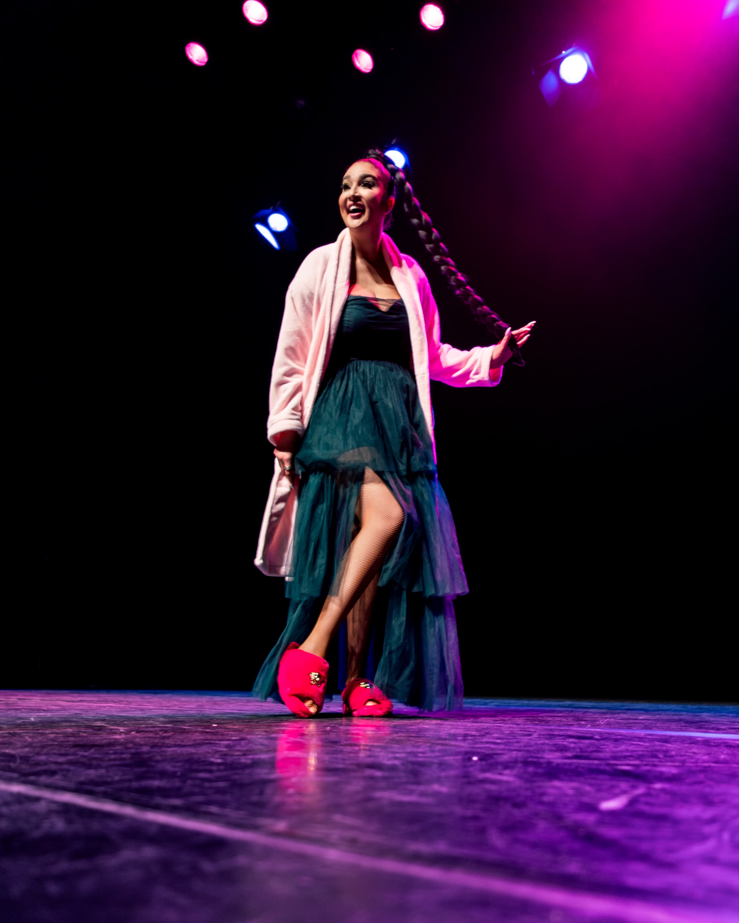 Recensie: Soundos El Ahmadi spaart niemand in haar nieuwe show ...