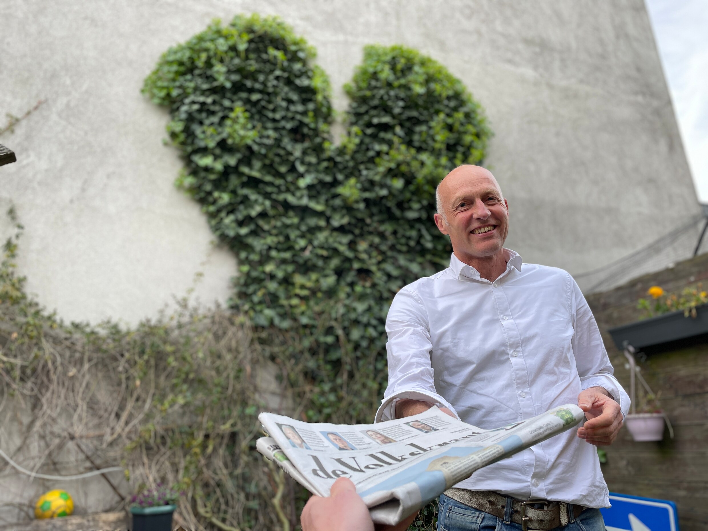 Gidi Heesakkers bezorgt de krant na bij Michel Crolla, die hem het ...