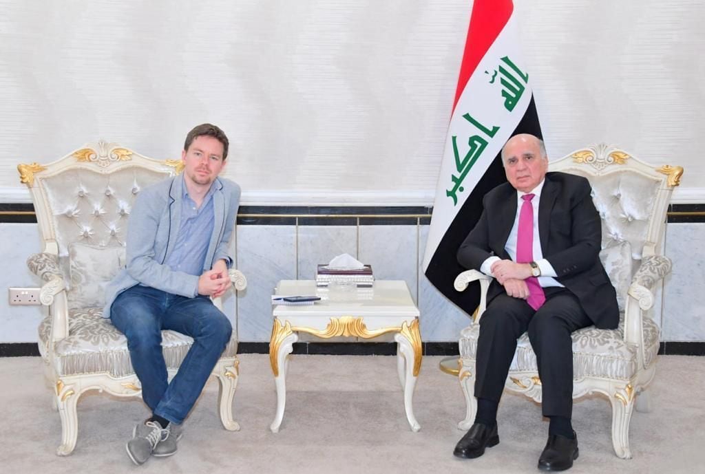 De minister belt en vraagt in zangerig Nederlands of ik van plan ben om ...