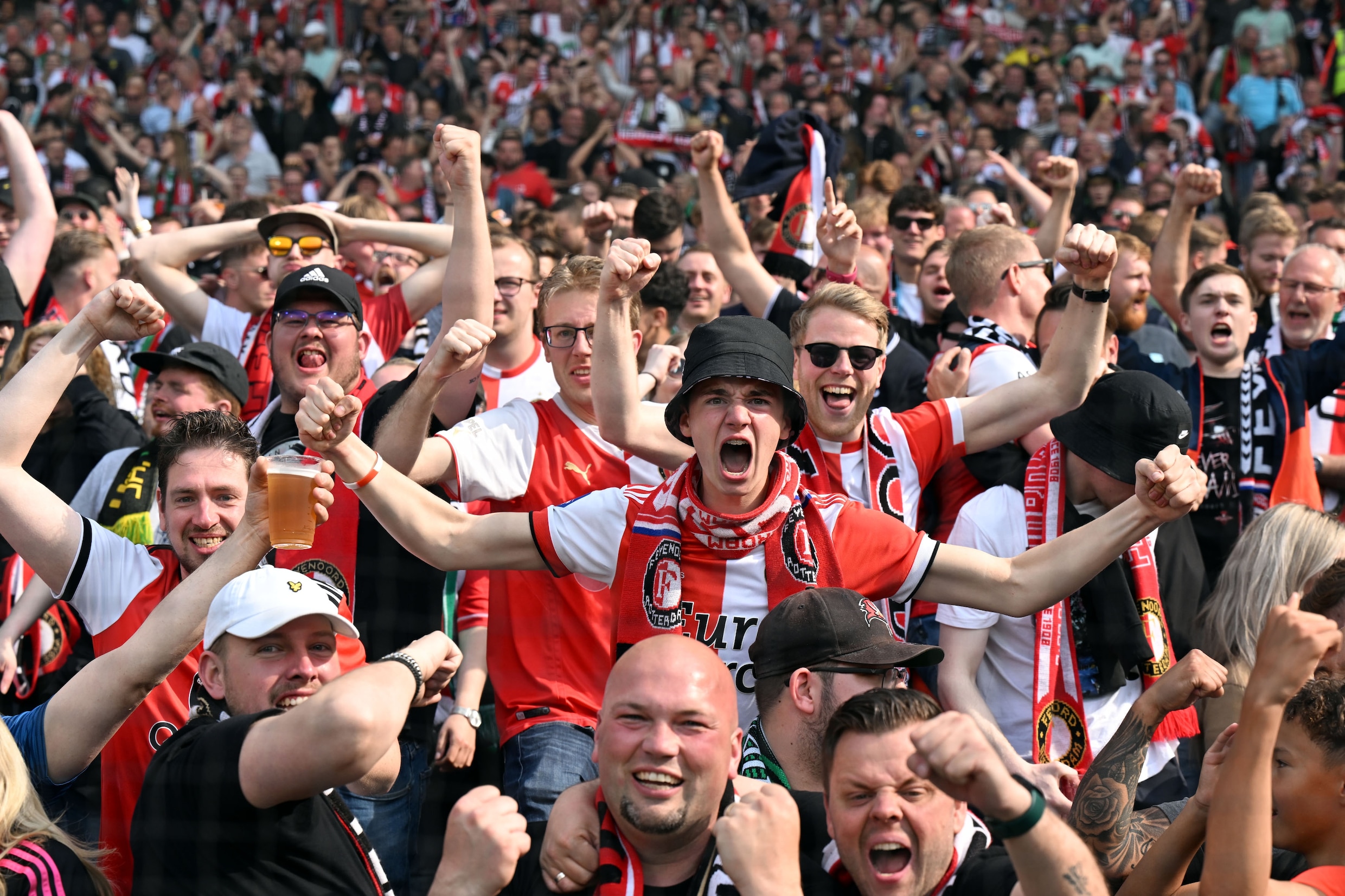 Feyenoord brengt de Kuip in extase met zestiende landskampioenschap na 3-0 zege op Go Ahead ...