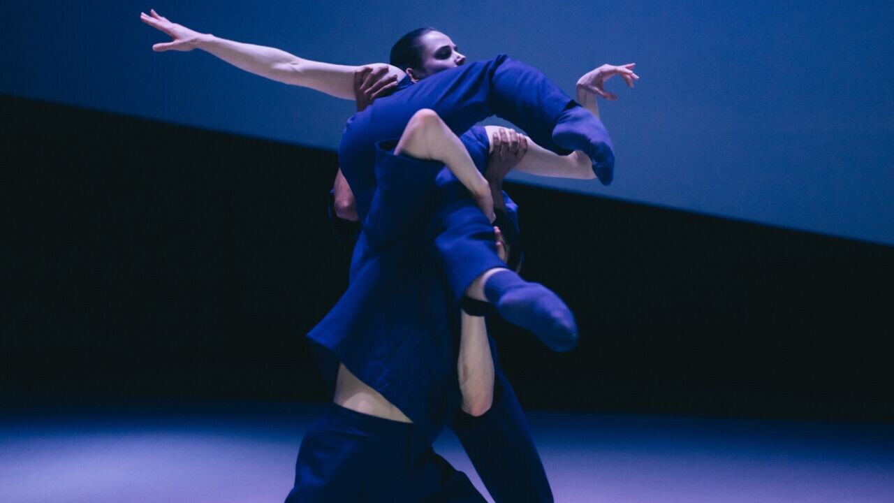 Sensueel sidderende dansers van het Nederlands Dans Theater op weg naar ...