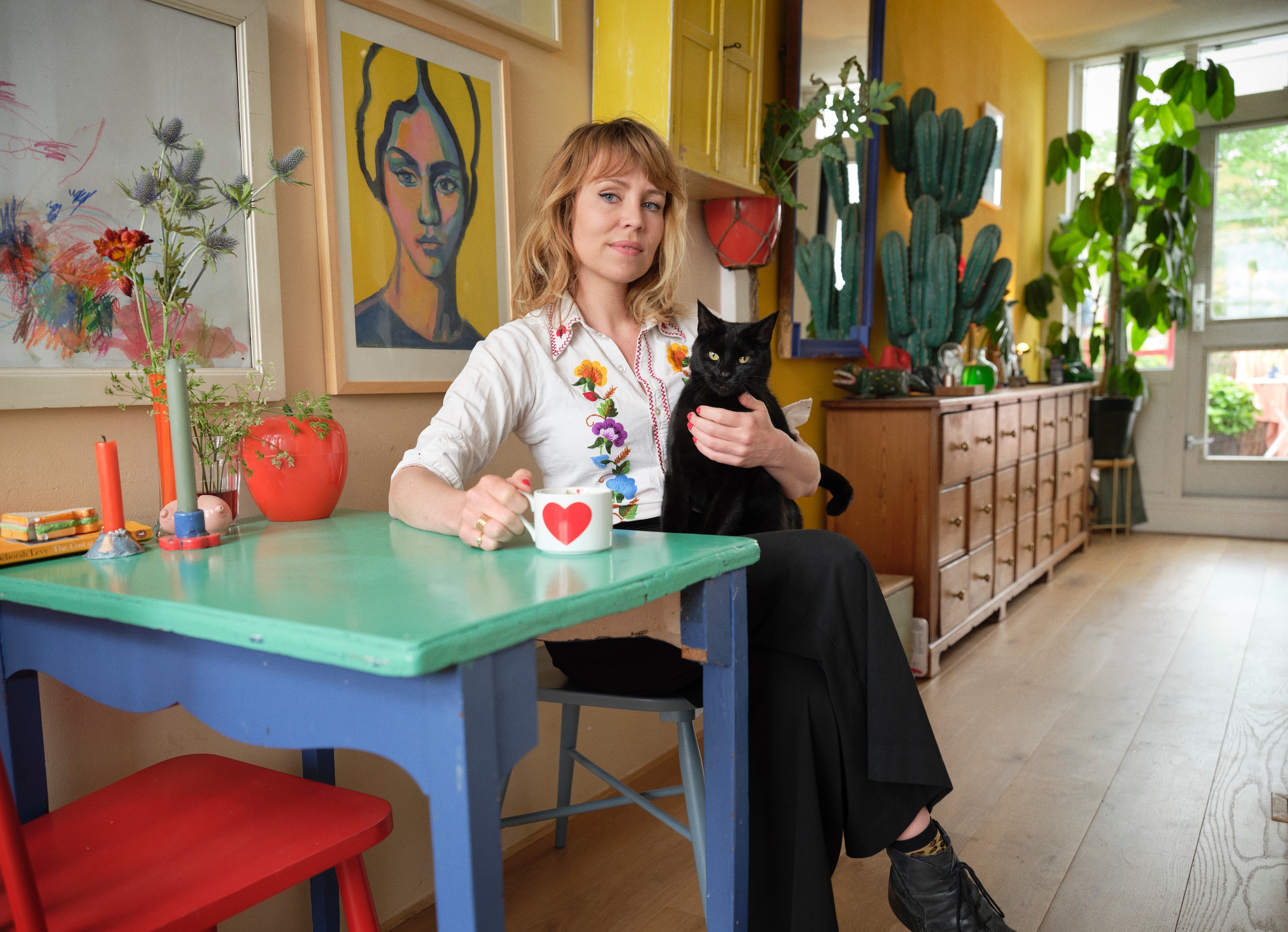 Waarom zangeres Janne Schra de komende tijd waarschijnlijk weer veel ...