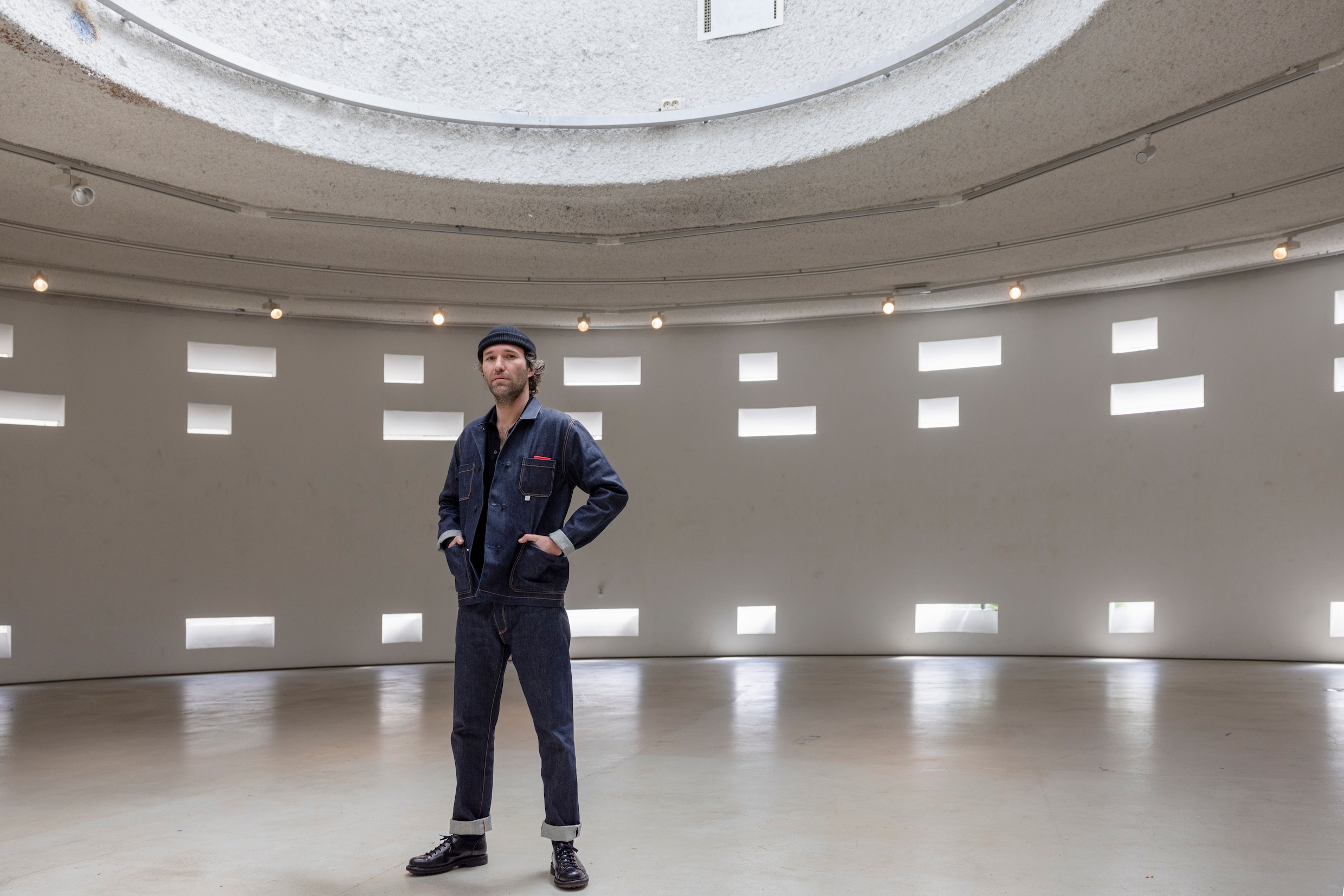 Kunstenaar Aldo van den Broek zoekt altijd een werkplek die past bij ...