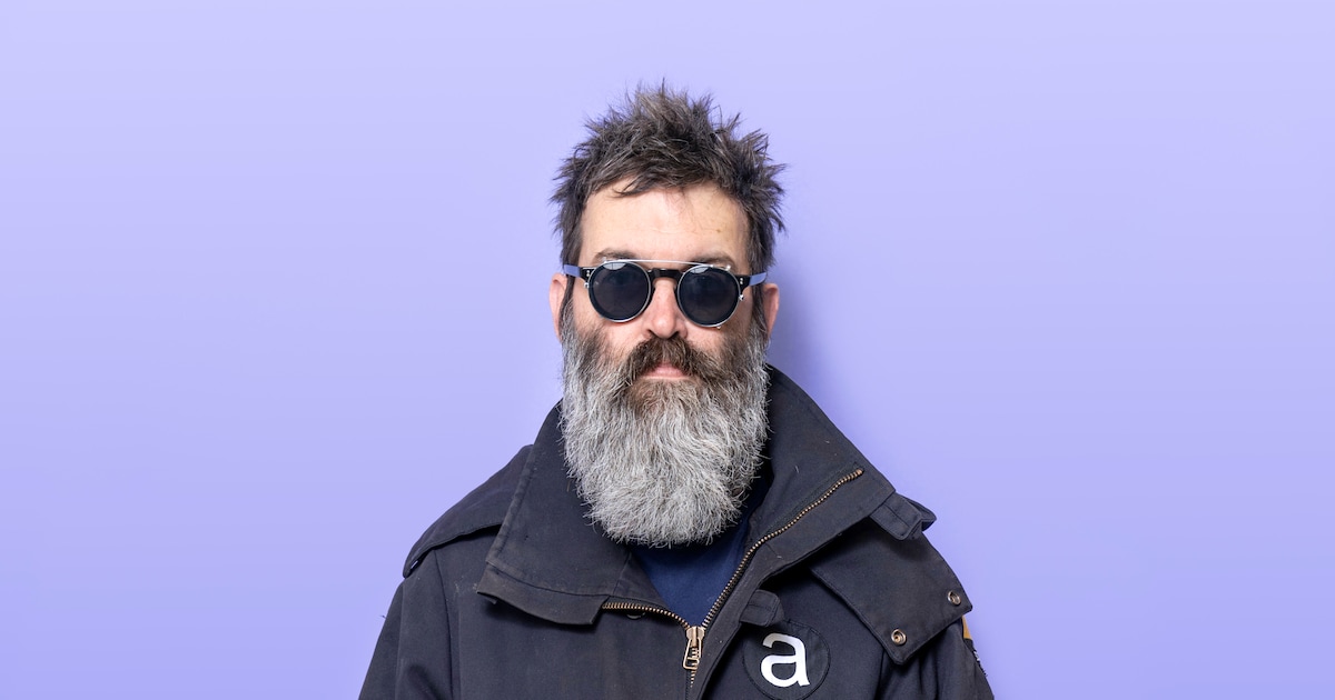 Mark Oliver Everett – bekend als E – staat weer dolgelukkig op het ...