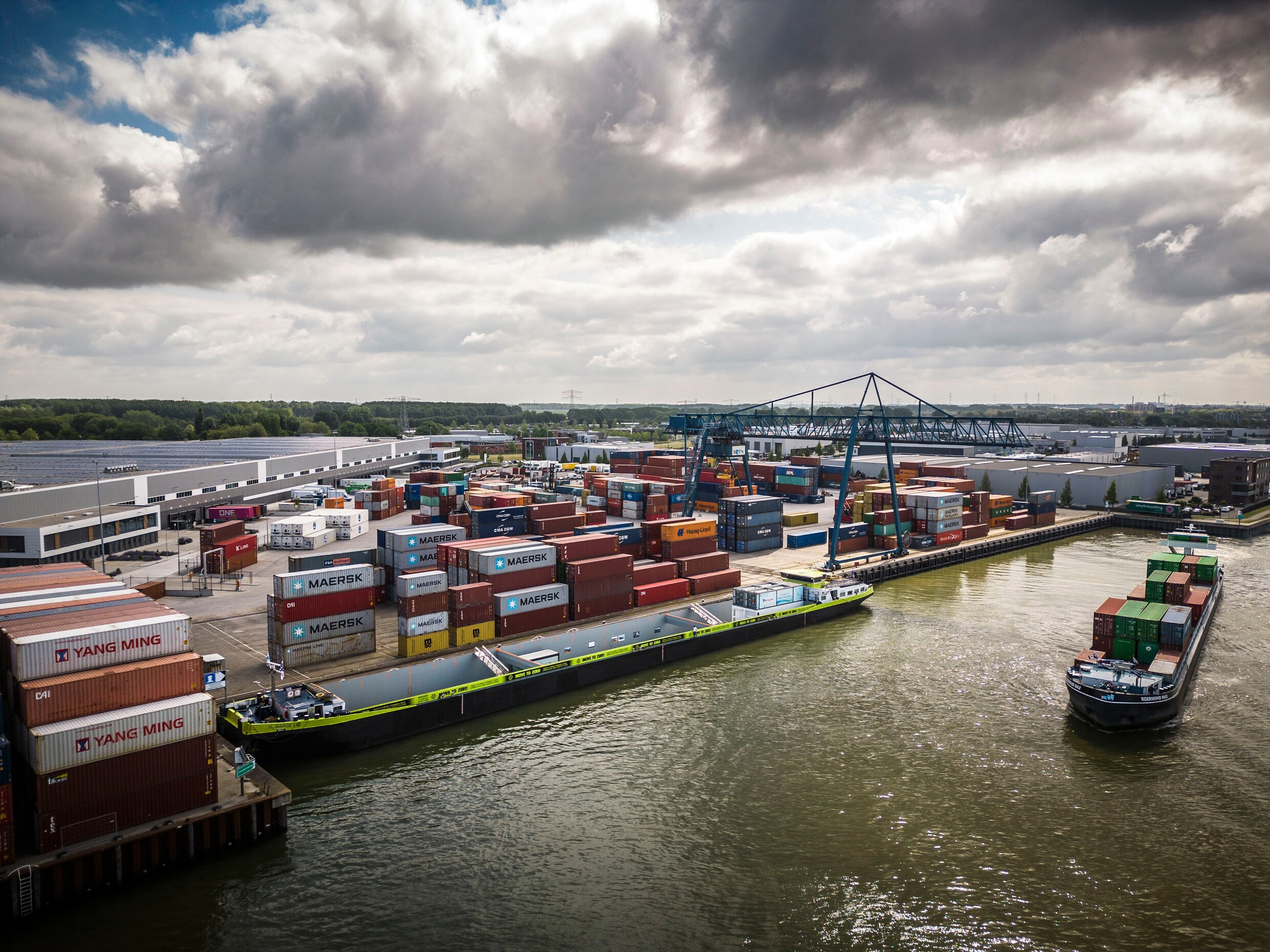 Eerste binnenvaartschip op waterstof in de vaart gebracht in Rotterdam ...