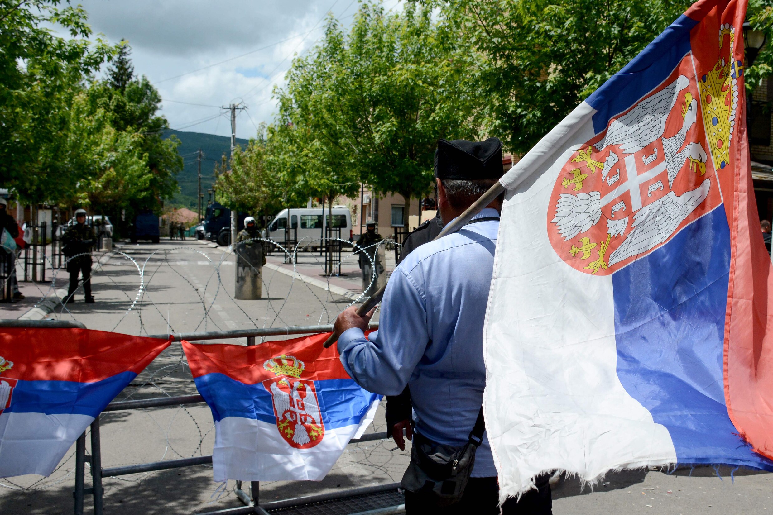 Navo stuurt extra soldaten naar Kosovo; kritiek op regering groeit na ...