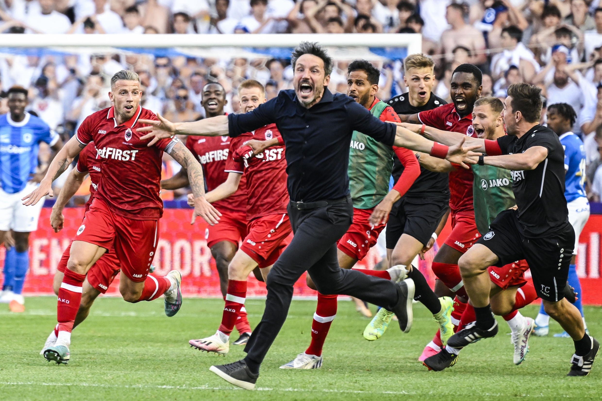 Na 93 minuten en 33 seconden is Mark van Bommel kampioen met Royal ...