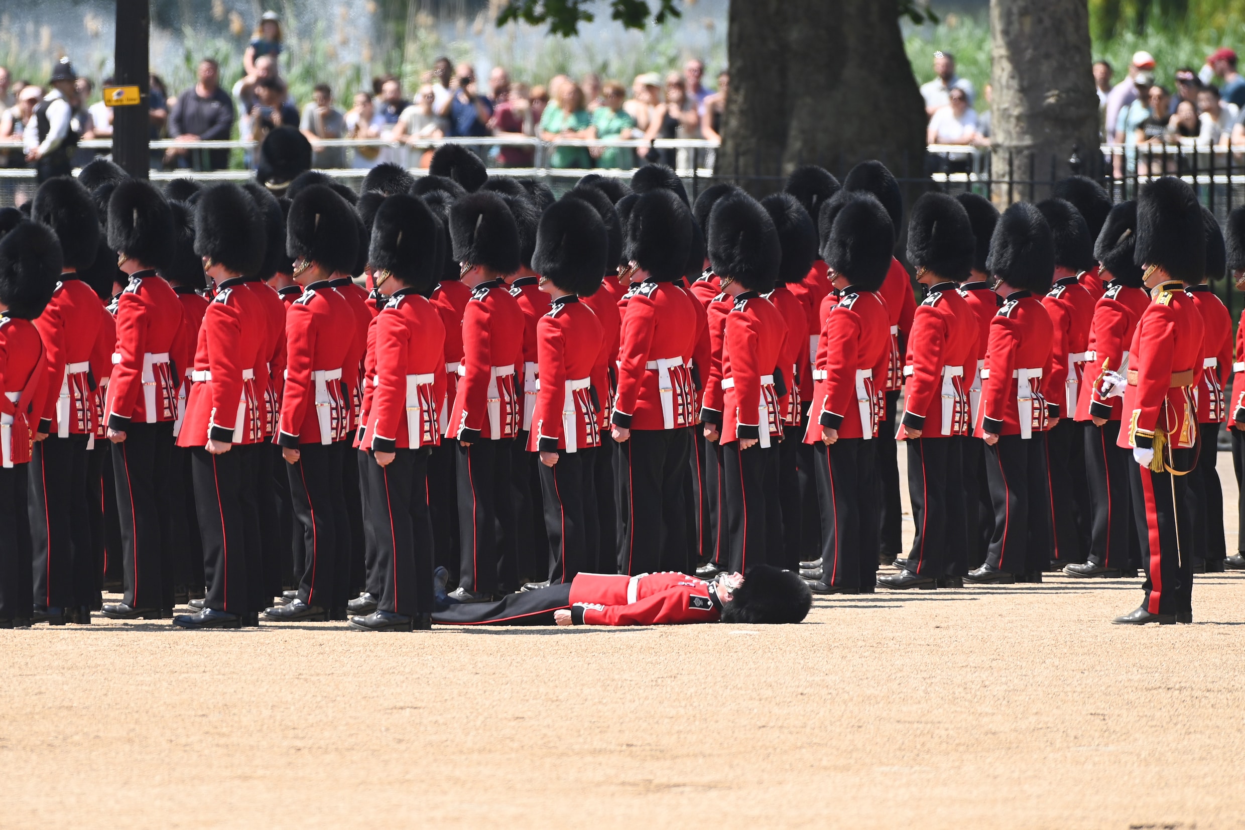 De flauwvalfoto’s van de Royal Guard zijn inmiddels zelf een traditie ...