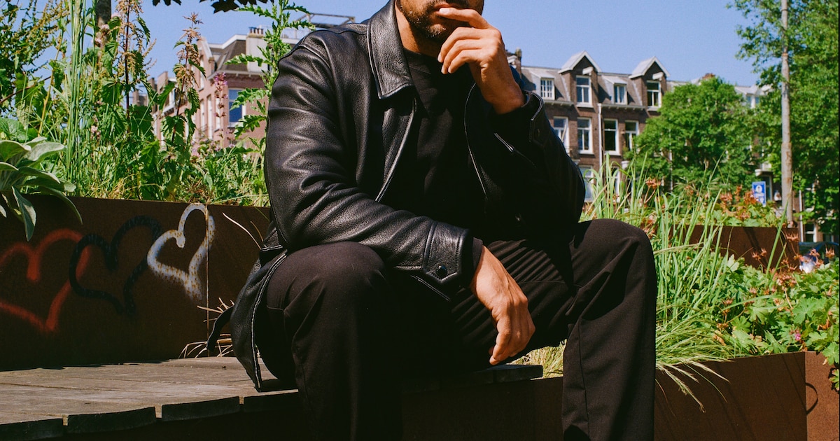 In de Amsterdamse Melkweg lepelt rapper Willem de teksten van zijn ...