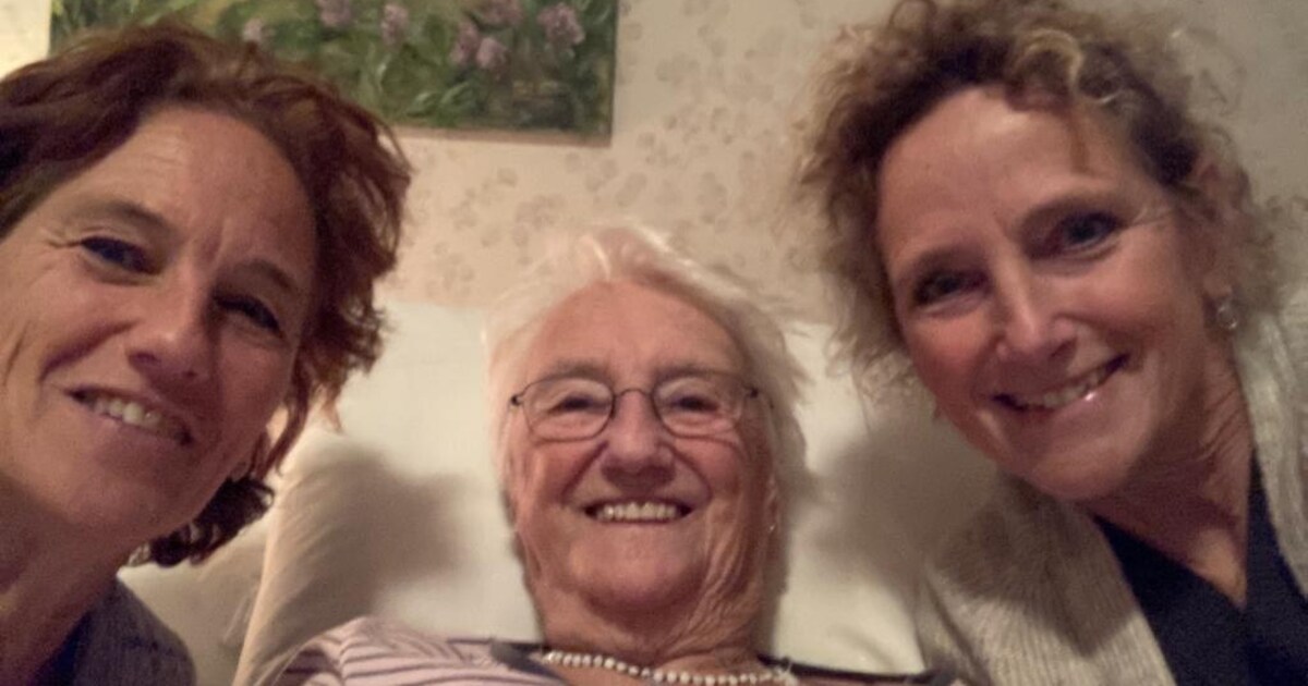 ‘Mijn moeder straalde, alsof ze zich op een feest voorbereidde in plaats van op haar dood’ | de ...