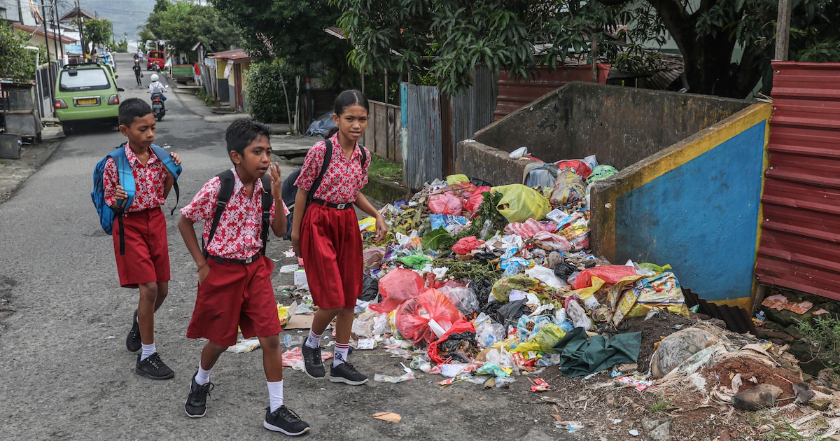 Met een uniform laten Indonesiërs zien dat ze beschikken over een ...