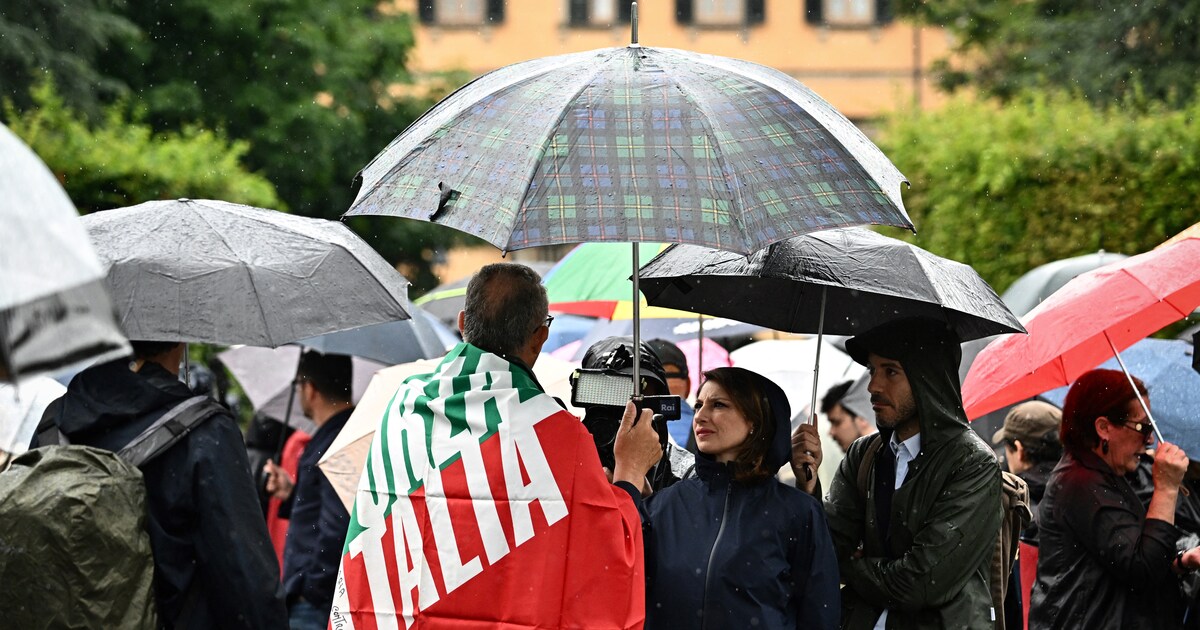 Na zijn dood oordelen Italianen opvallend mild over Silvio Berlusconi ...