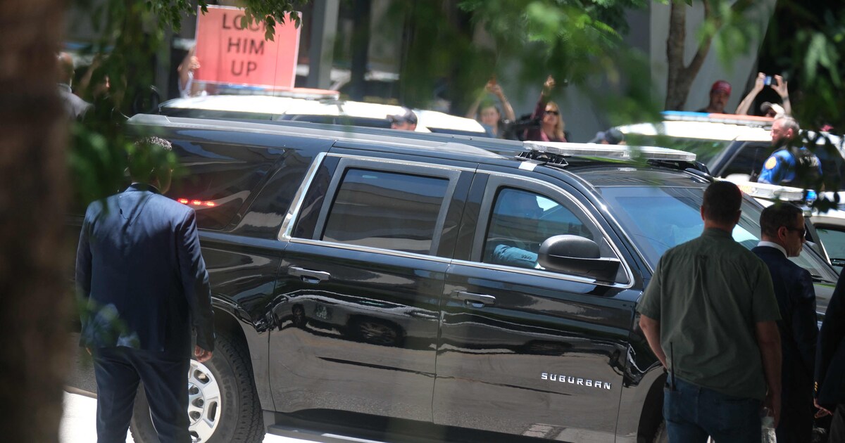 Trump opnieuw aangehouden, pleit ‘onschuldig’ in strafzaak over ...