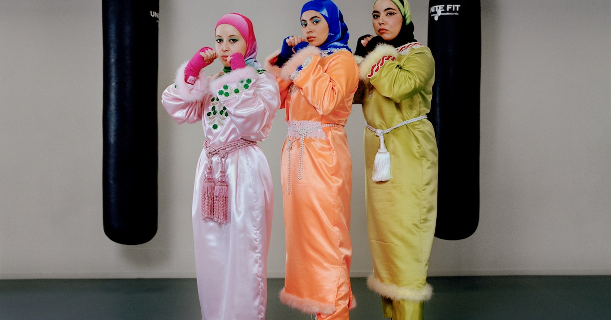 Dit krijgen we te zien als een kunstenaar samenwerkt met kickboksende ...