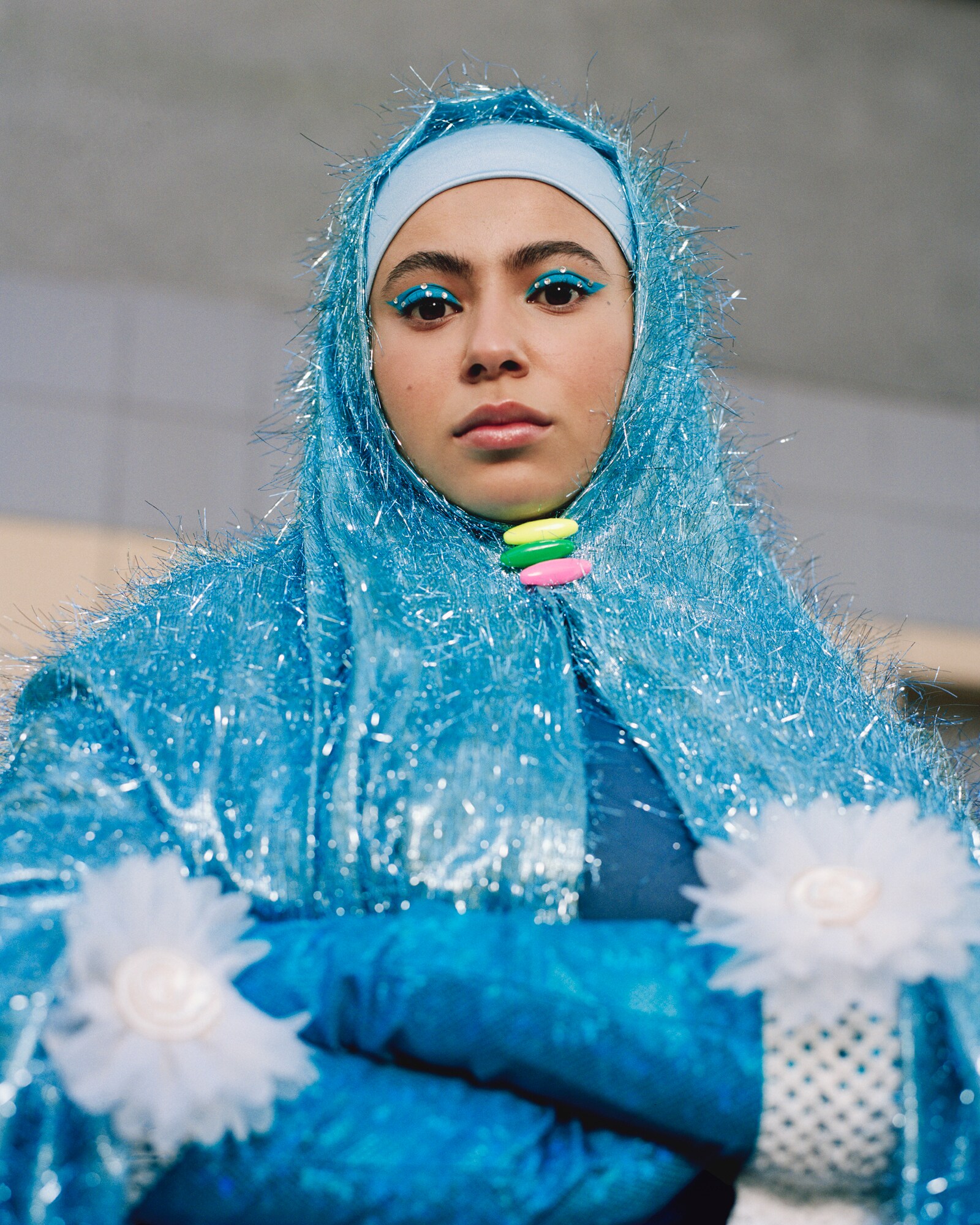 Dit krijgen we te zien als een kunstenaar samenwerkt met kickboksende ...