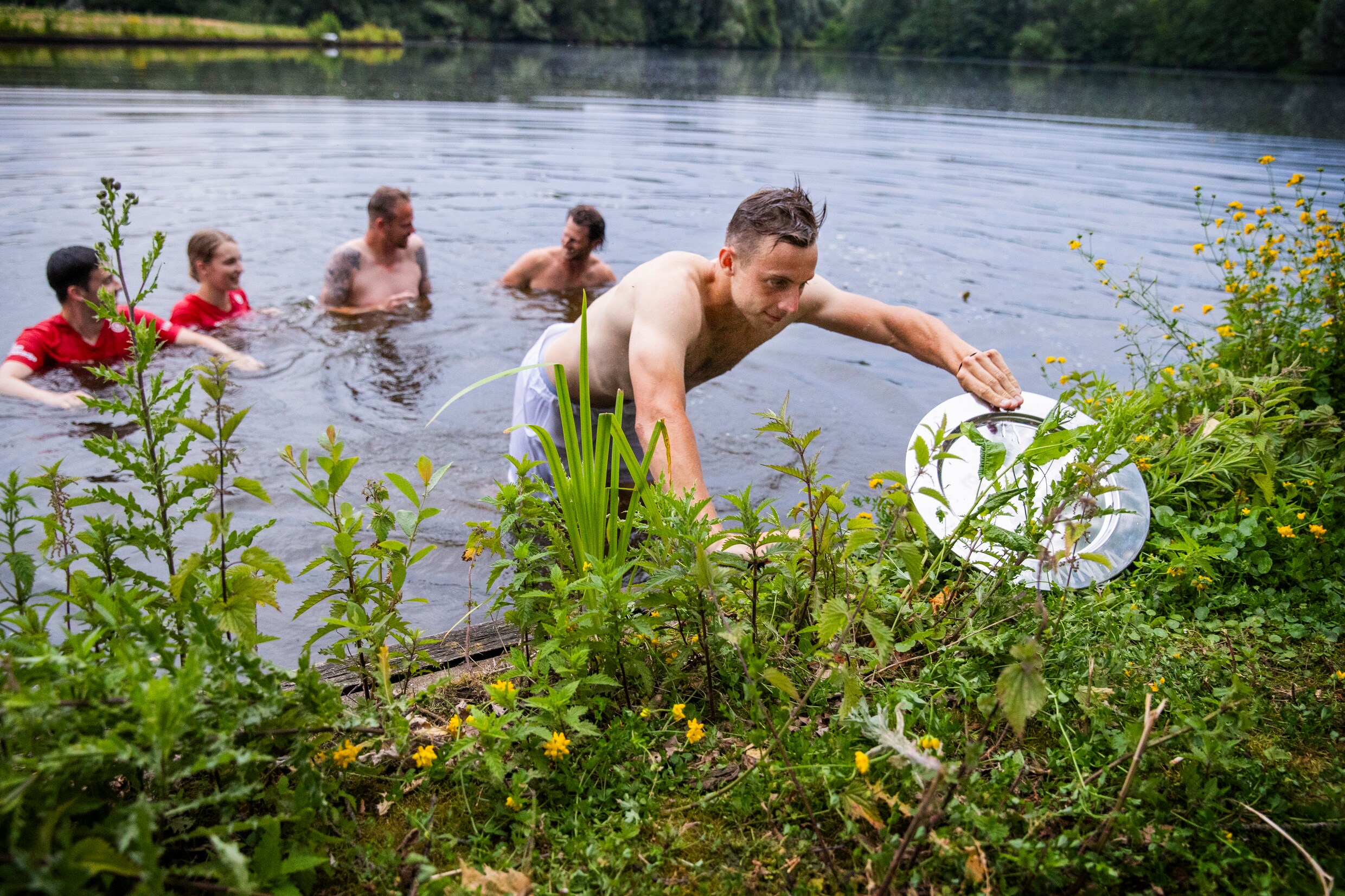 Met een duik in het meertje gaat tennisser Tallon Griekspoor na zege in Rosmalen de top-30 ...