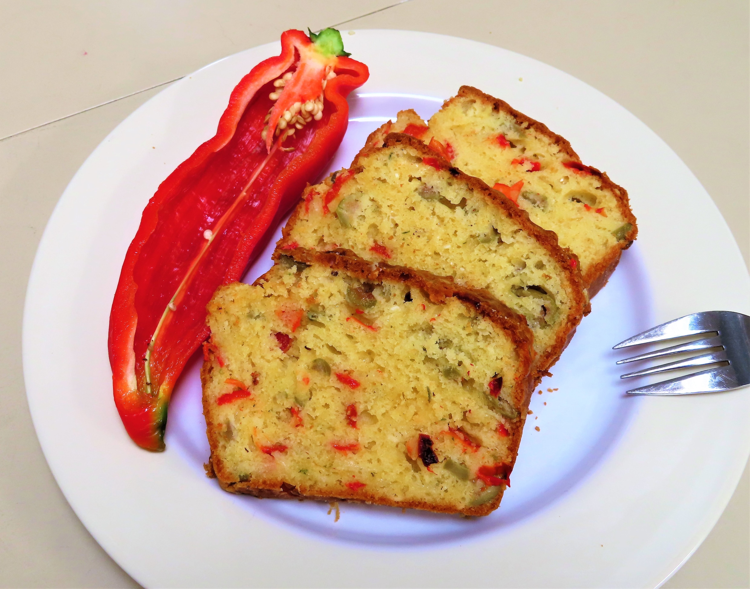 De Volkskeuken: hartige cake met paprika en olijven | de Volkskrant