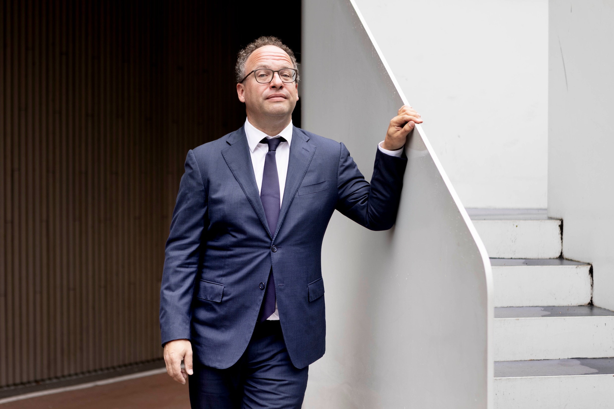 NS-baas Wouter Koolmees wil treinkaartjes in de spits tientallen procenten duurder maken: ‘Het ...