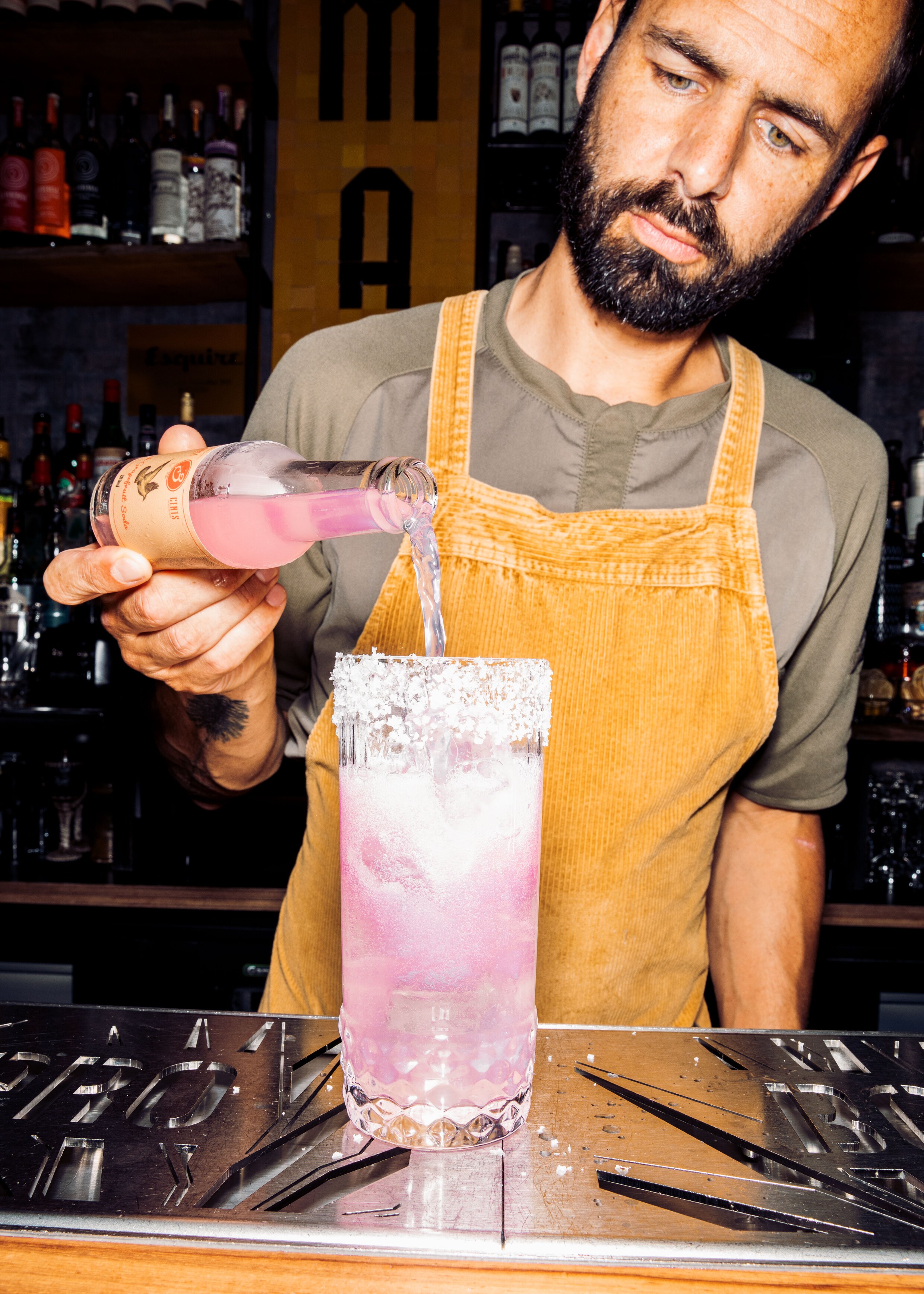 De perfecte cocktail maak je met rokerige mezcal | de Volkskrant